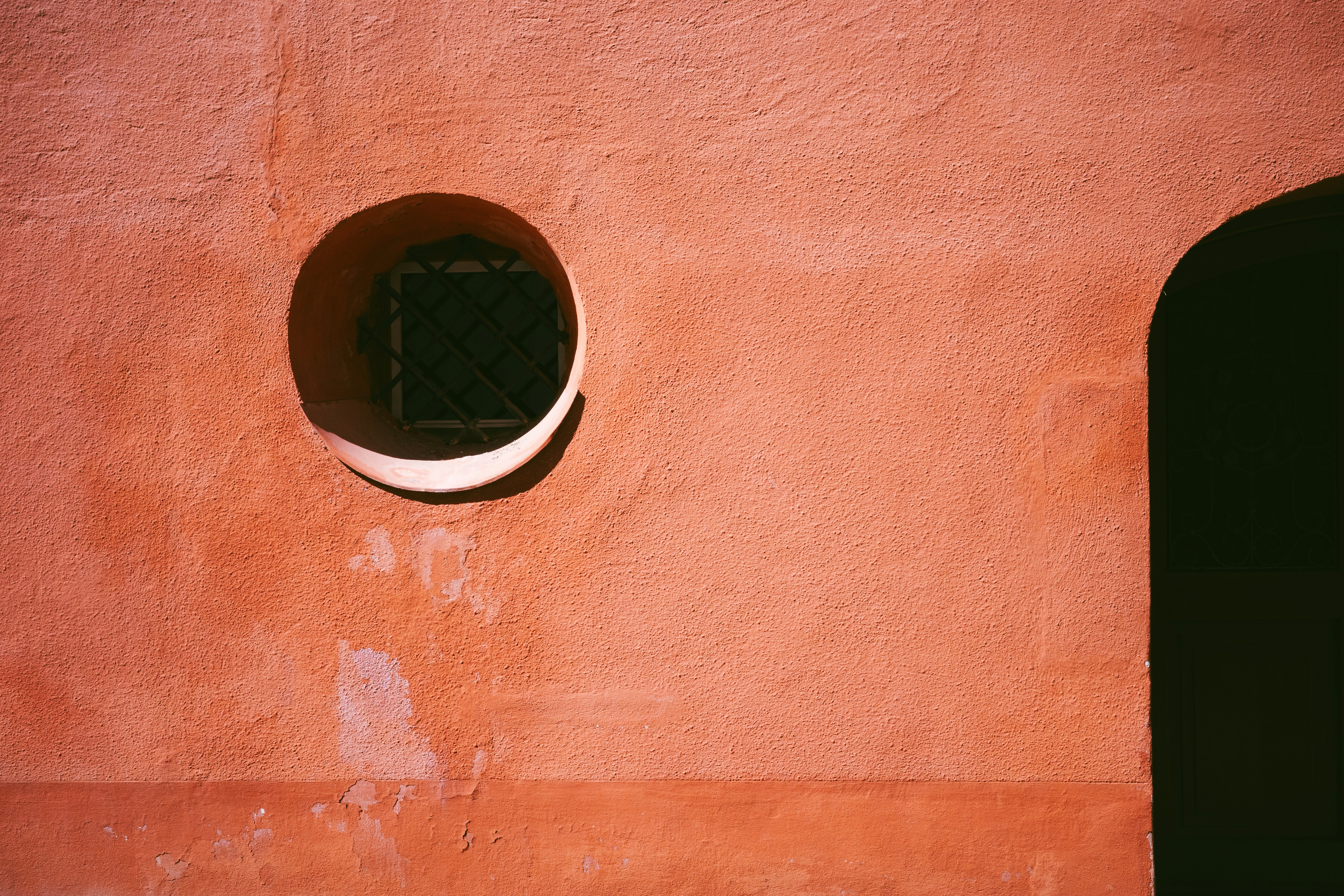 Circular Echoes on a Warm Canvas