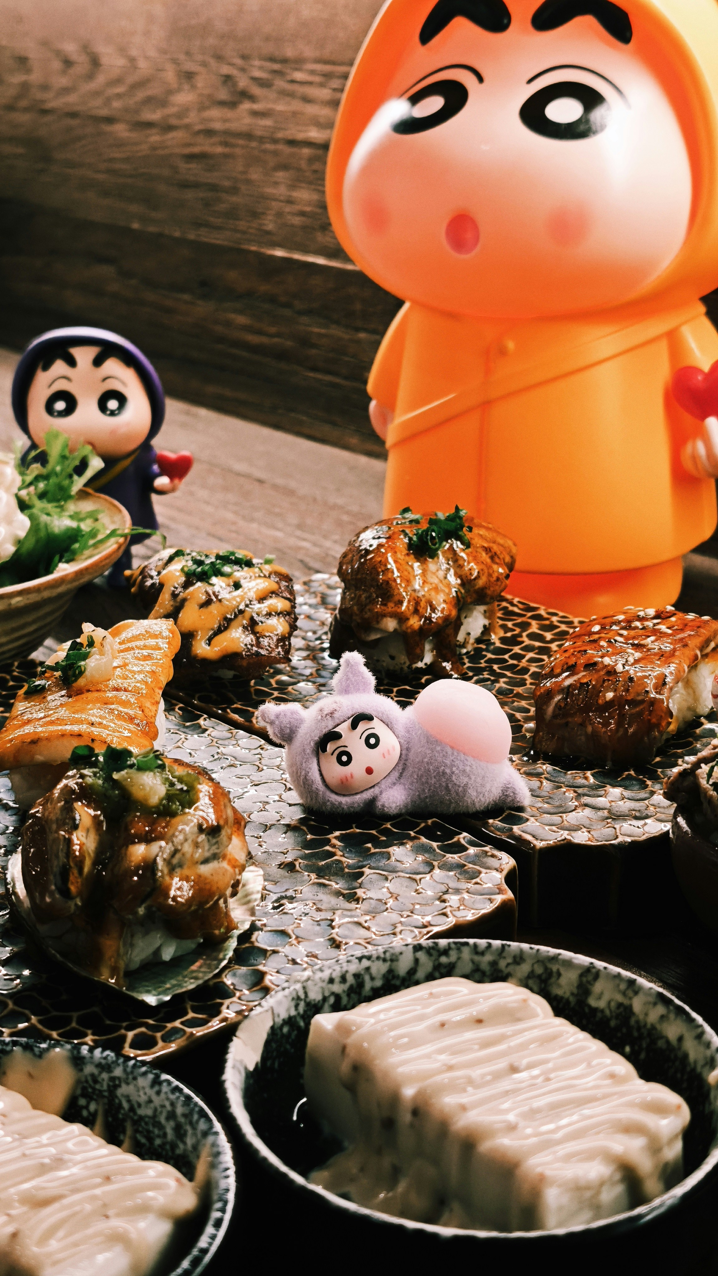 Crayon Shin-chan and sushi, a very creative cusine.