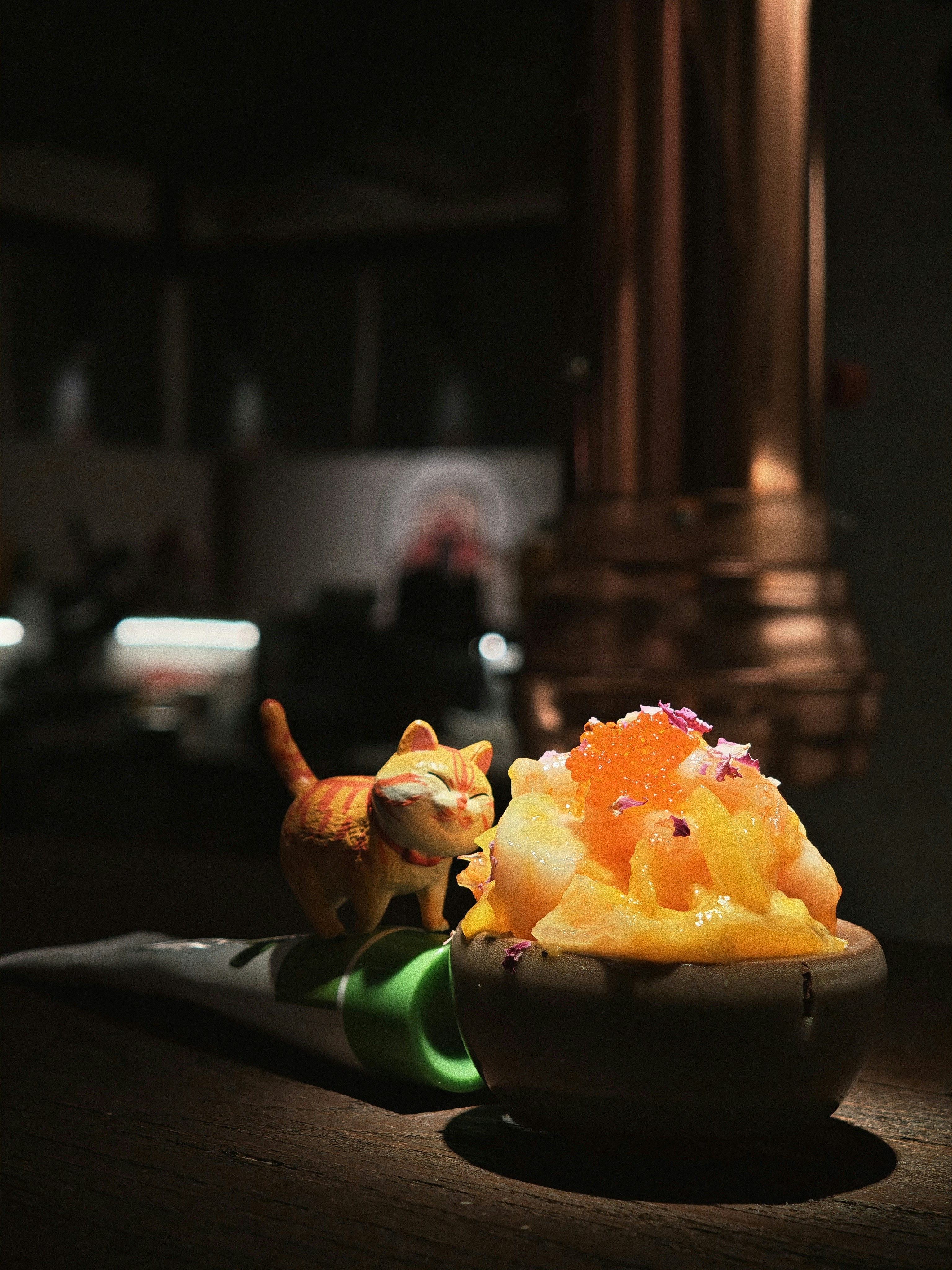 Crayon Shin-chan and sushi, a very creative cusine. | Small cat figure on a tube next to dessert