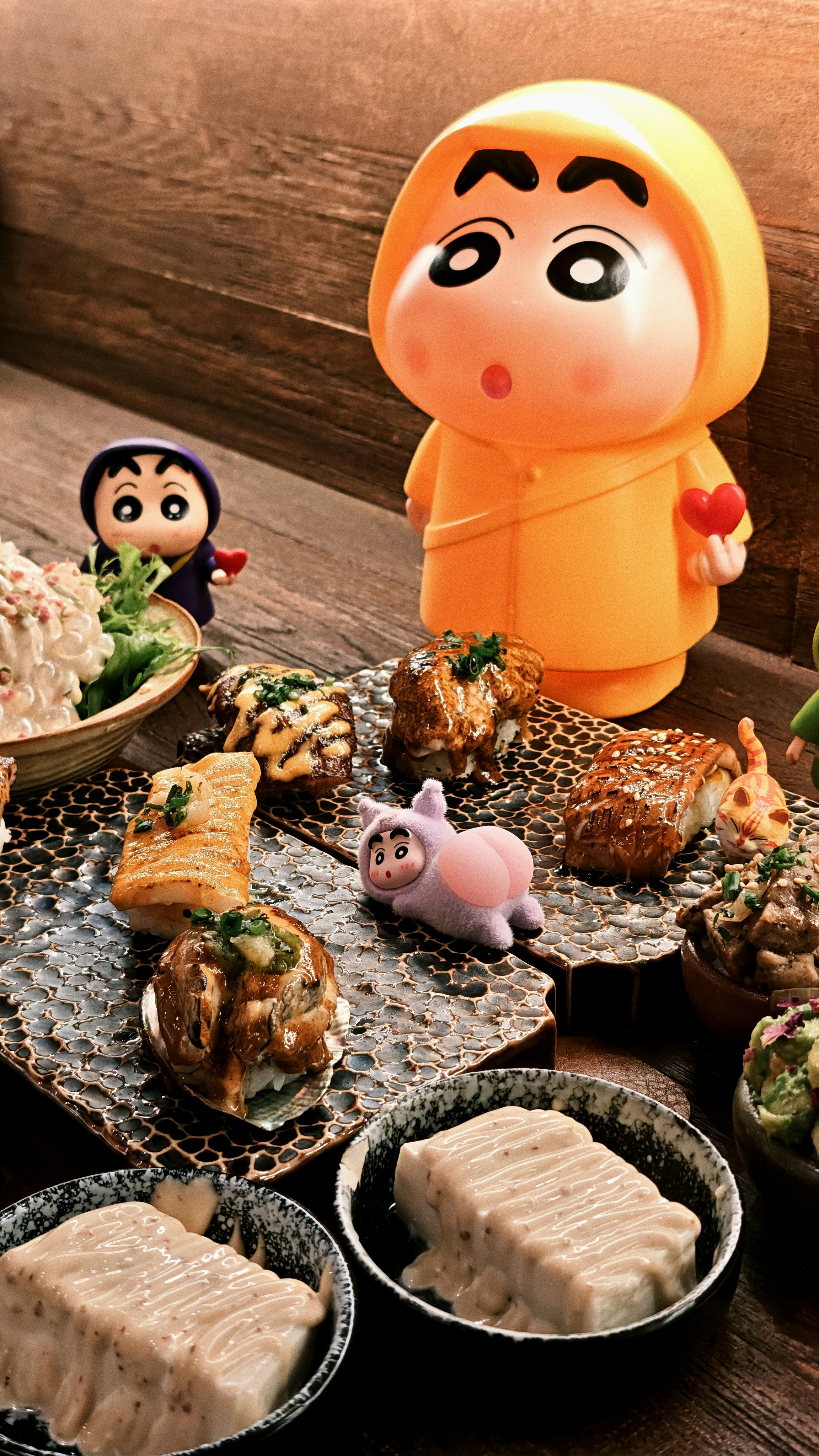 Crayon Shin-chan and sushi, a very creative cusine. | Cute shinchan figures with assorted sushi dishes