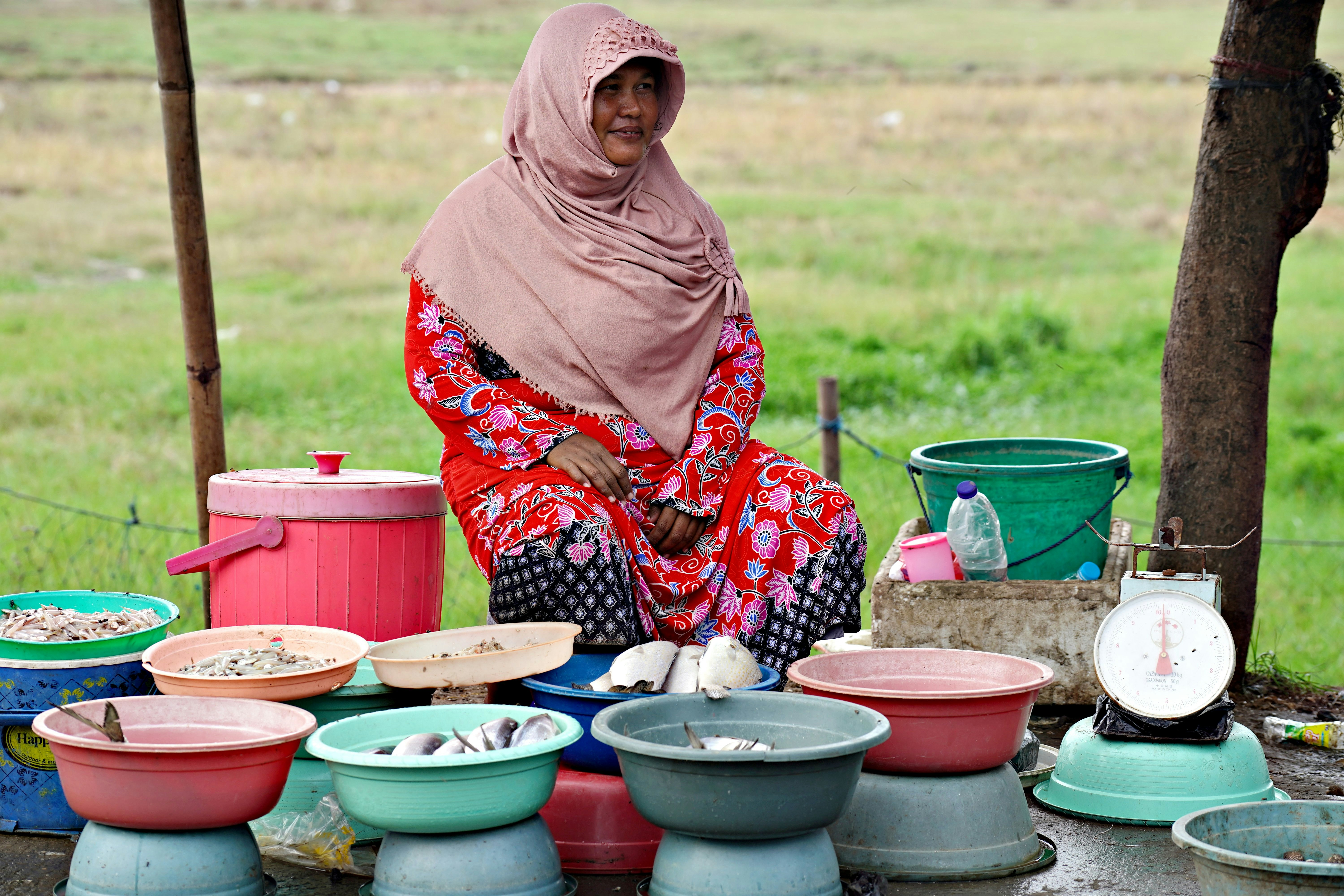 Pastel Bowls, Quiet Market: A Vendor’s Calm in Daylight