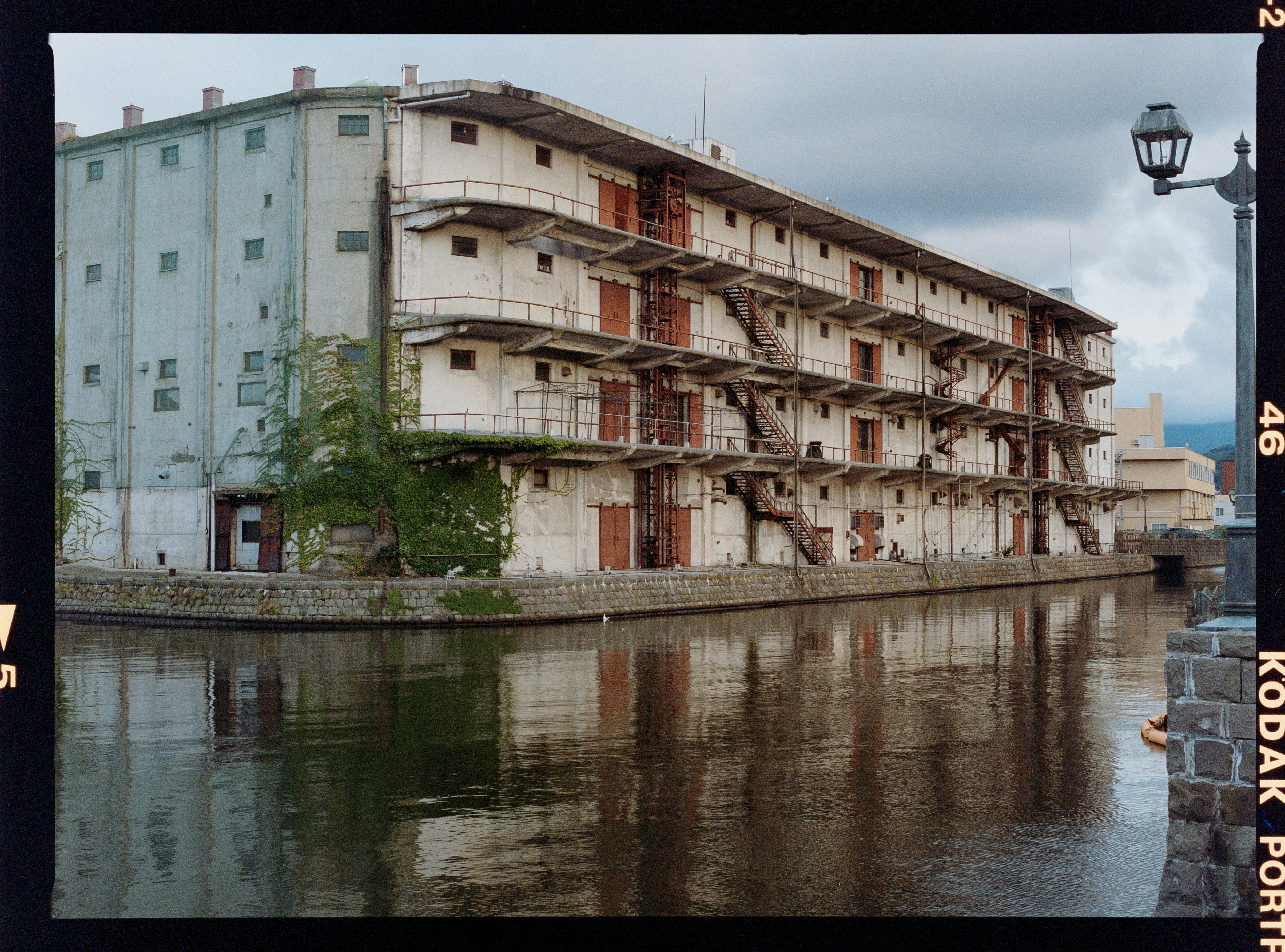 🎞️ Kodak Professional Portra 800｜🧪 Fuji Hunt C-41｜🖨️ EOS R6 + RF 100mm f/2.8L Macro｜📷 Mamiya 645 Pro + Mamiya-Sekor 80mm 1:1.9 | Old industrial building reflected in water
