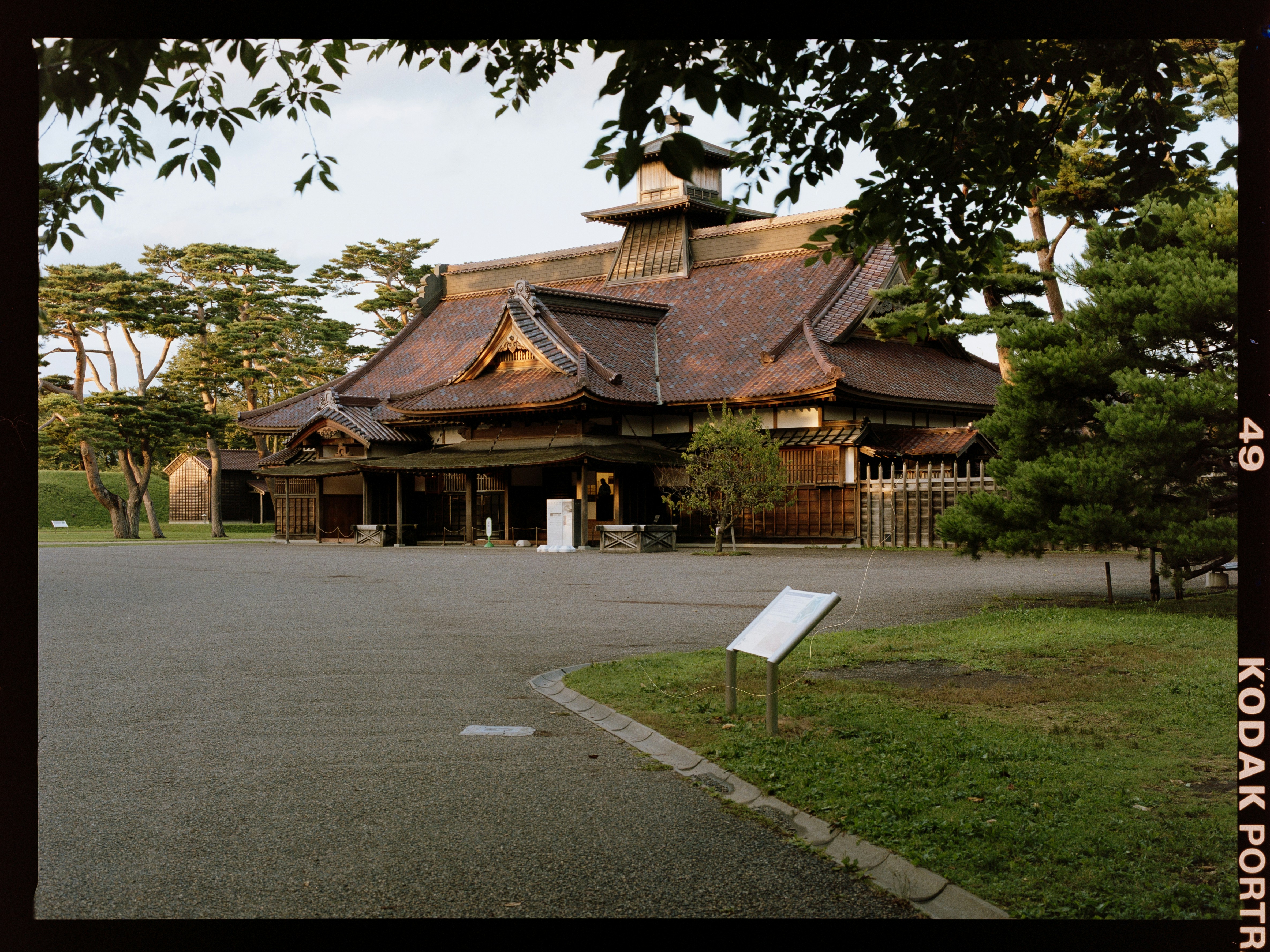 🎞️ Kodak Professional Portra 160｜🧪 Fuji Hunt C-41｜🖨️ EOS R6 + RF 100mm f/2.8L Macro｜📷 Mamiya 645 Pro + Mamiya-Sekor 80mm 1:1.9