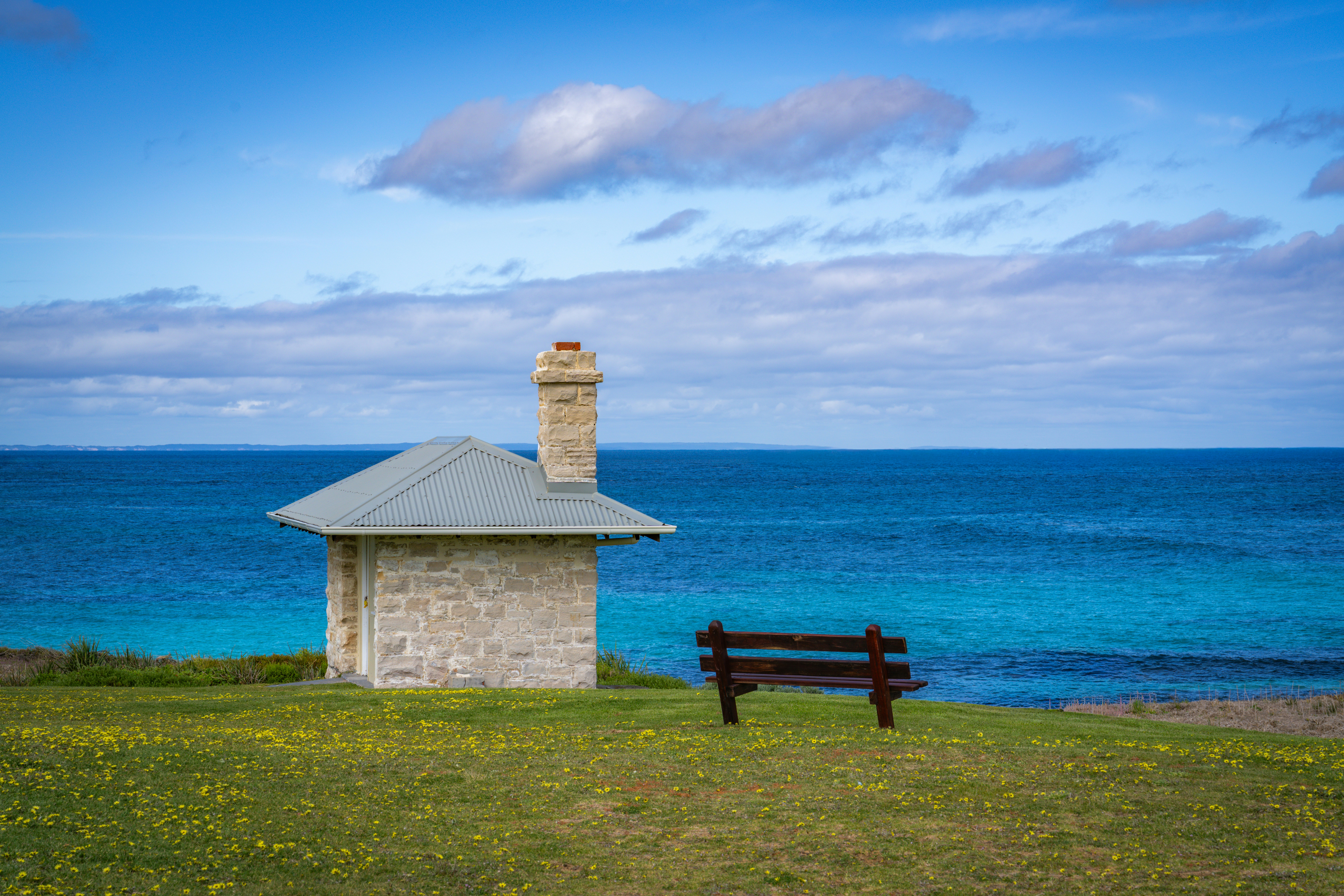 Seaside Retreat: A Quiet Haven by the Waves
