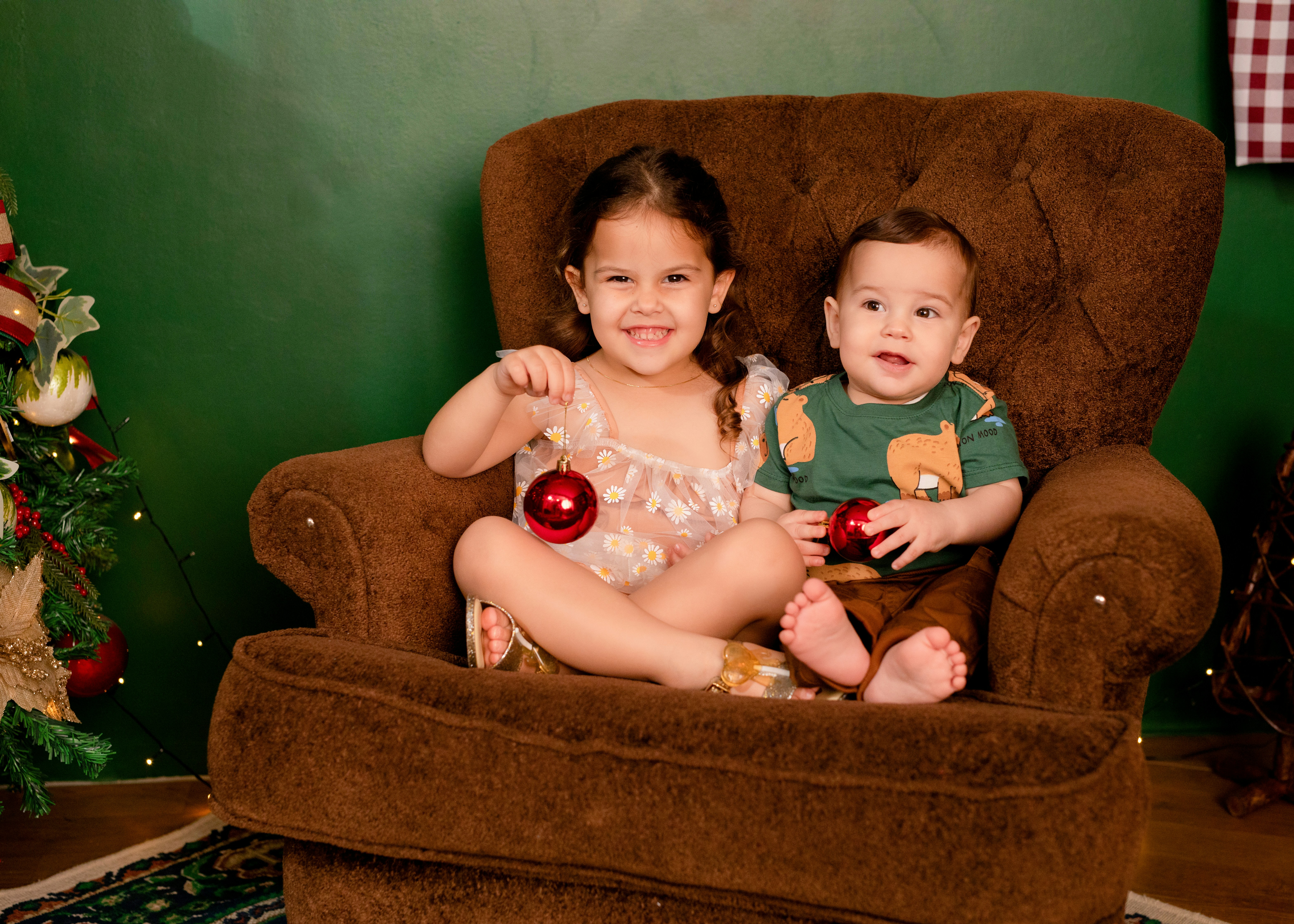 britoschildren depinbritoschildren britodepinschildren britostimtimlili britoslilitimtim britoslilitim dpbritostimtimlili dpbritoslilitim dpbritoslilitimtim | Two children sitting in a chair with ornaments