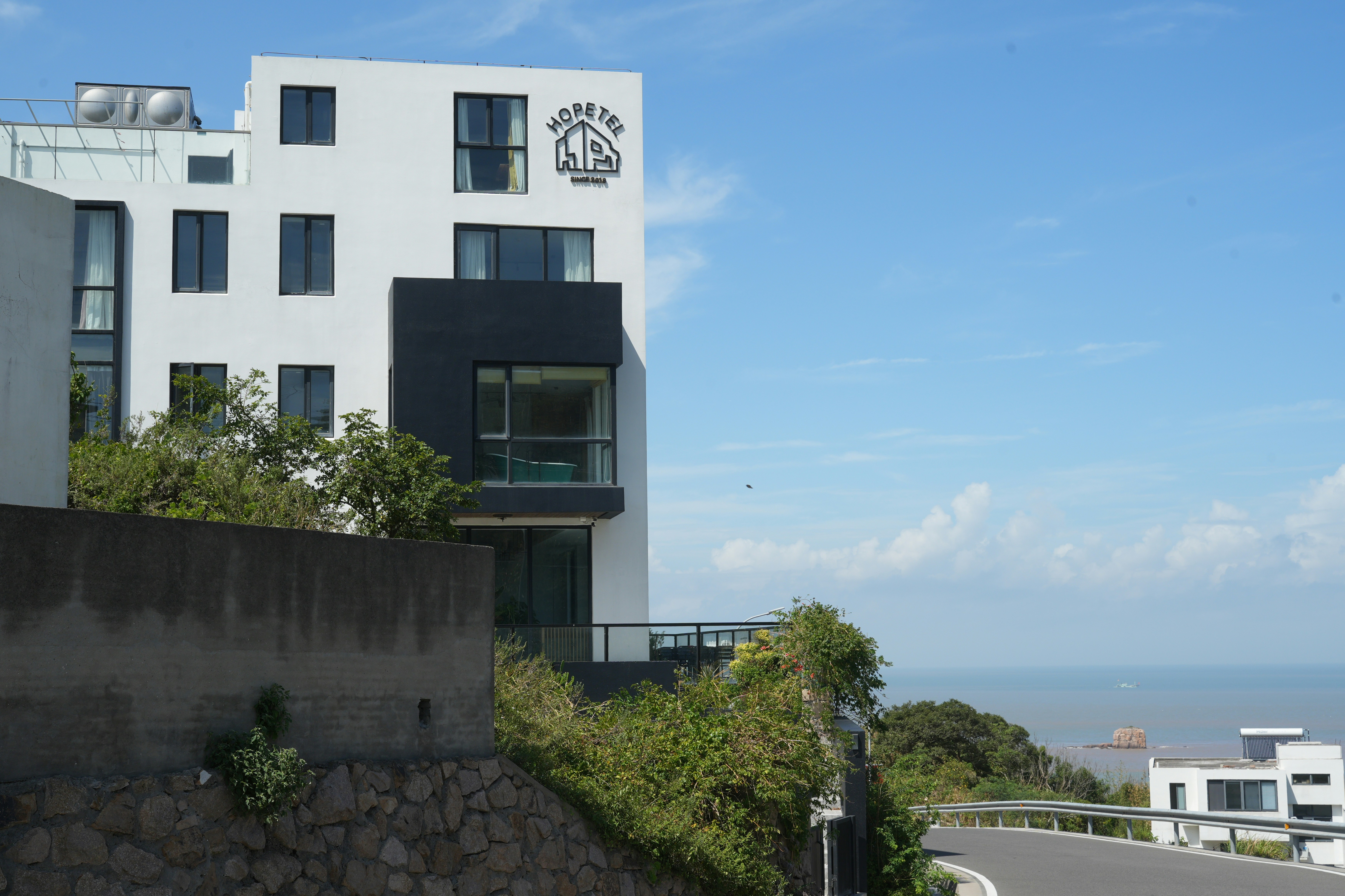 Modern Architecture Embracing Coastal Serenity