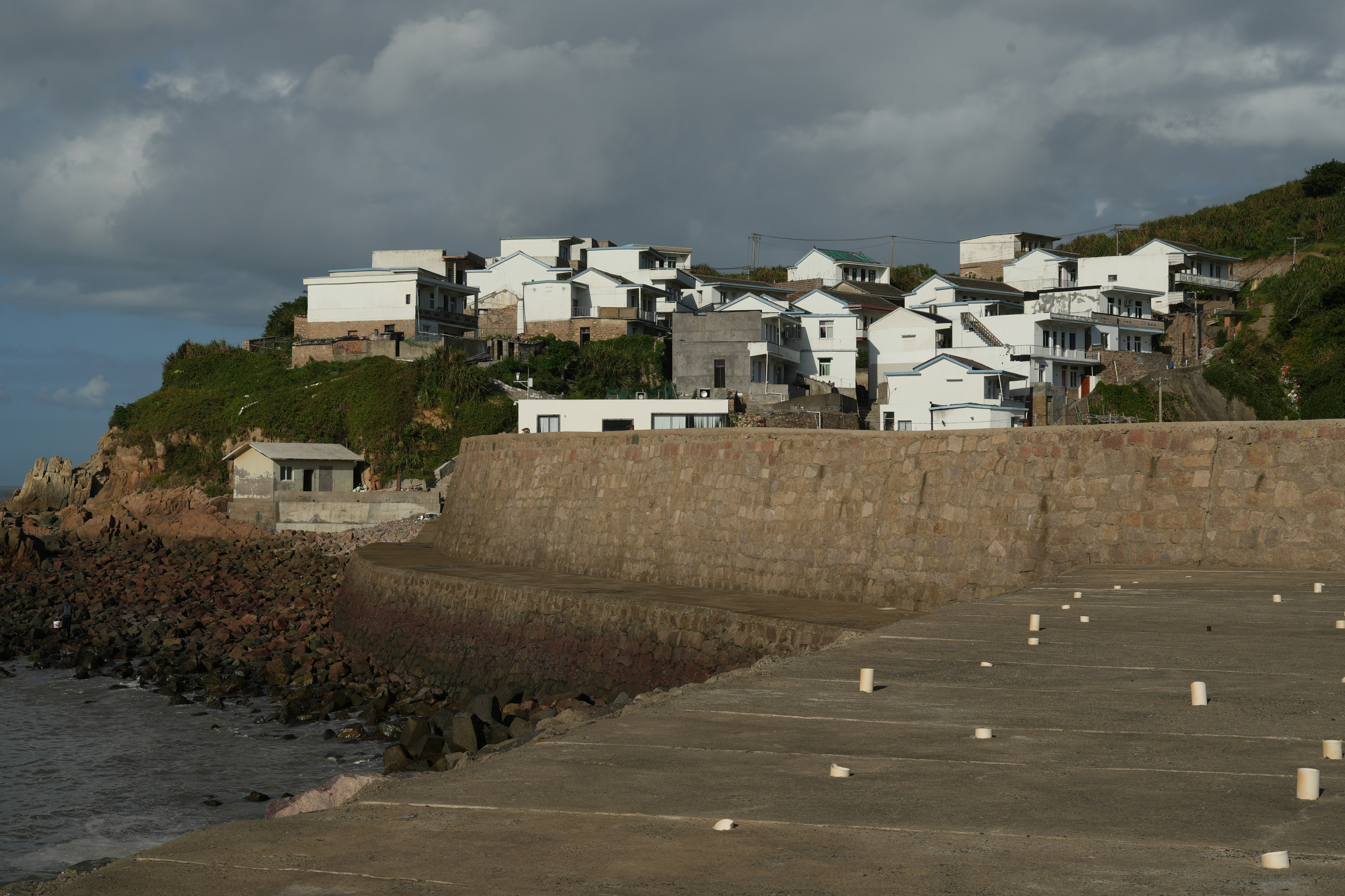 Coastal Abode: A Harmony of Nature and Architecture
