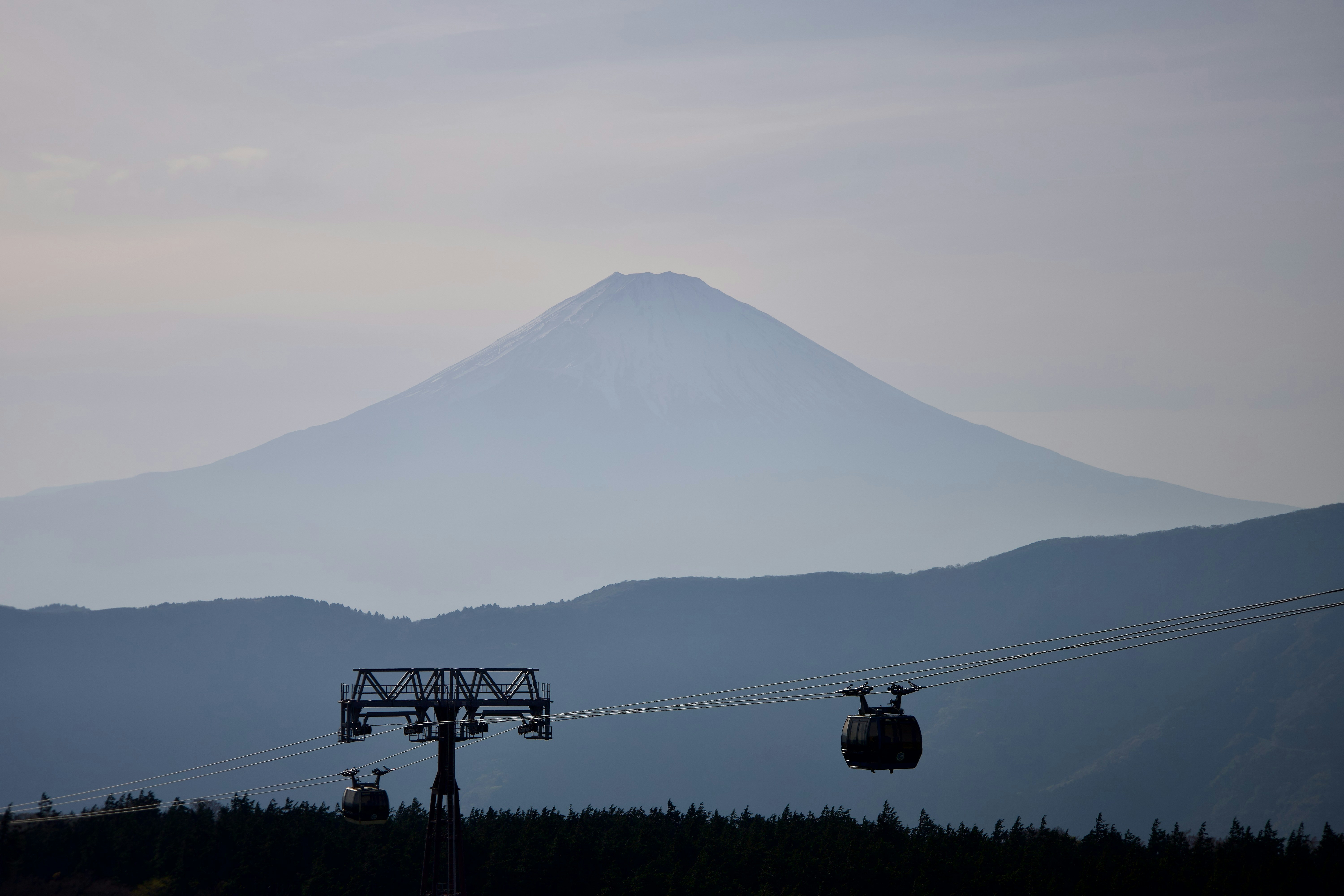 27/04/2025 Canon EOS R8 - 85mm - ISO 100 | Mount fuji with cable cars in foreground