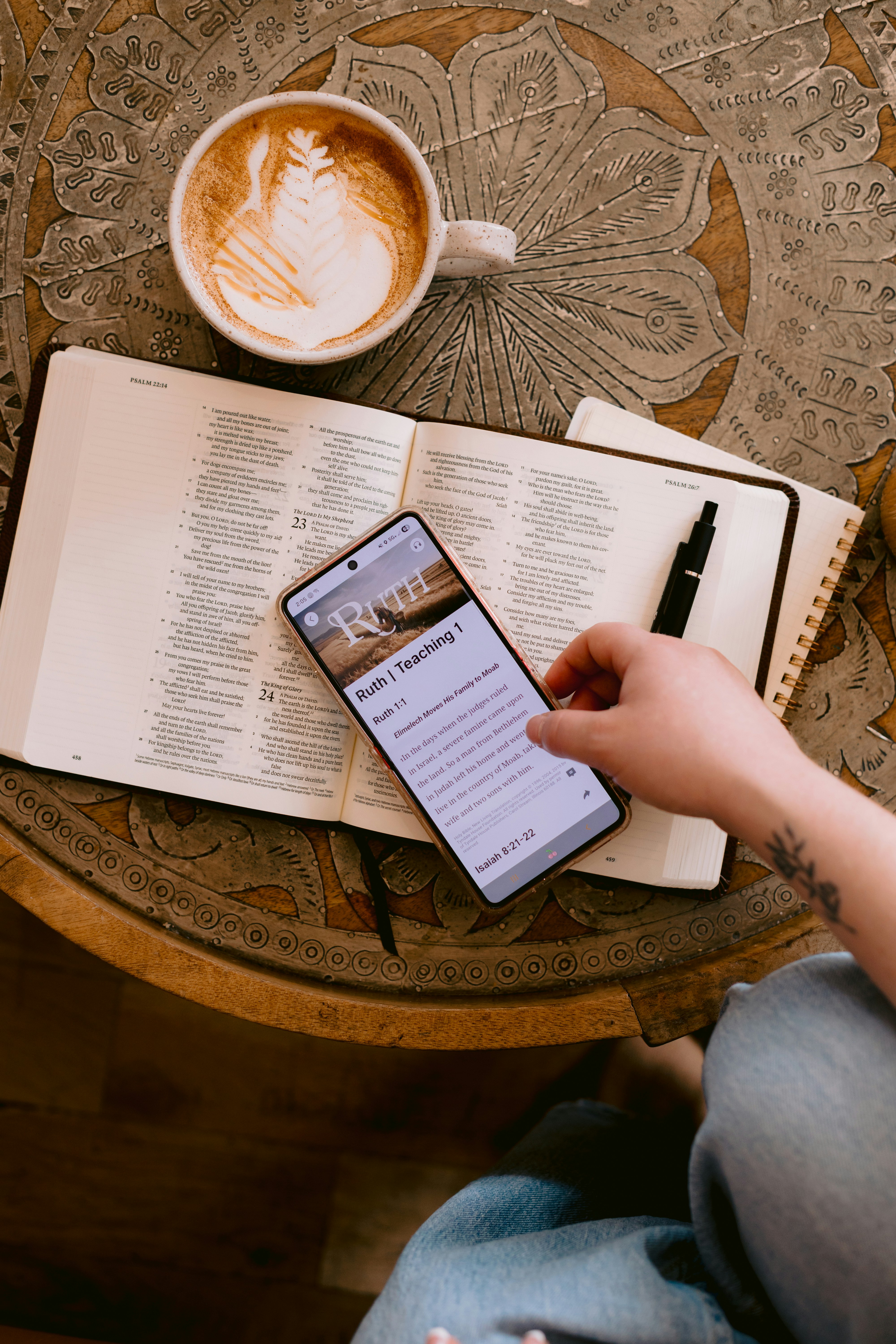 Persona que usa el teléfono en la biblia abierta con café foto – Imagen ...
