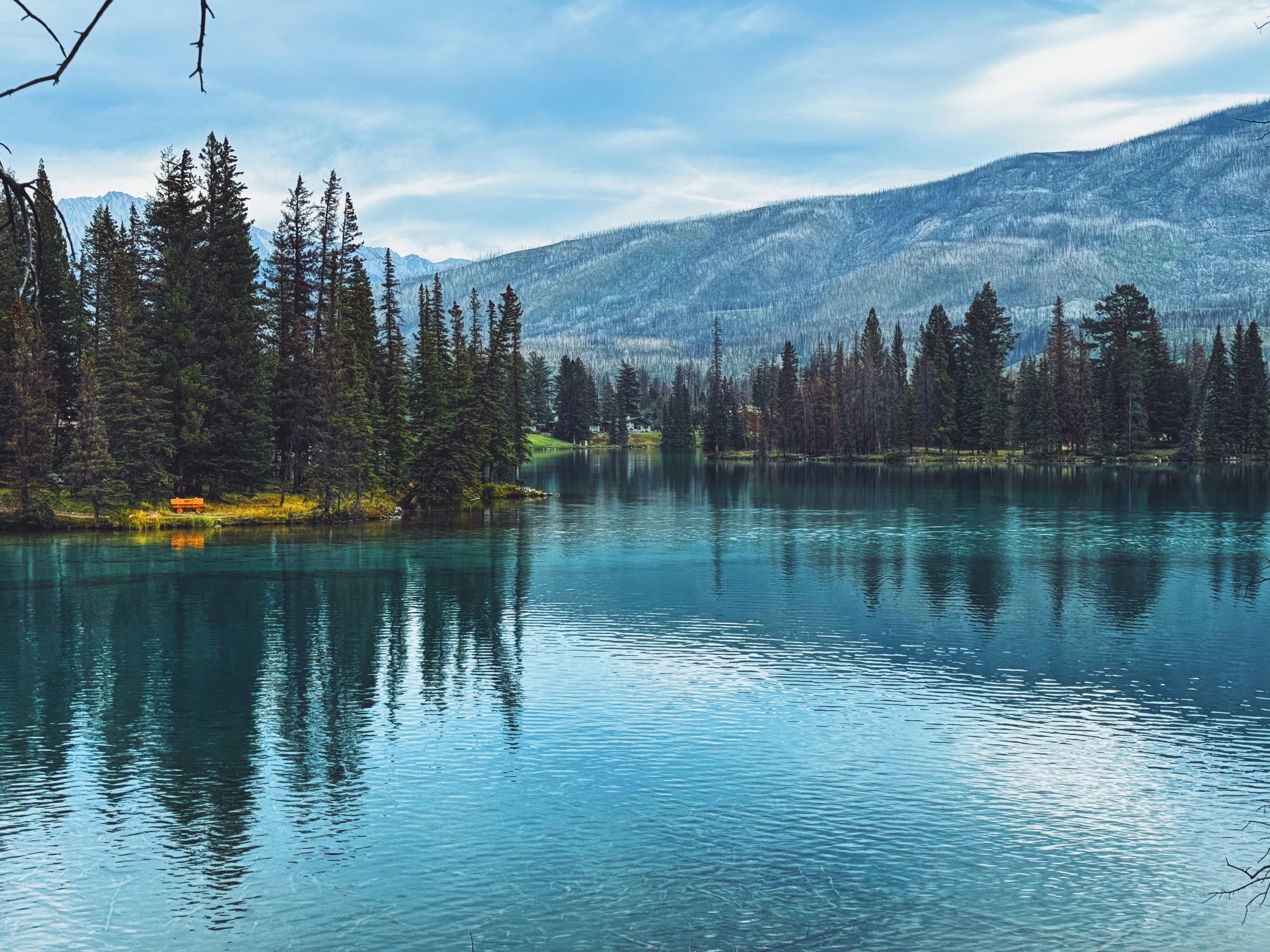 Reflections of Serenity: A Tranquil Lakeside Retreat