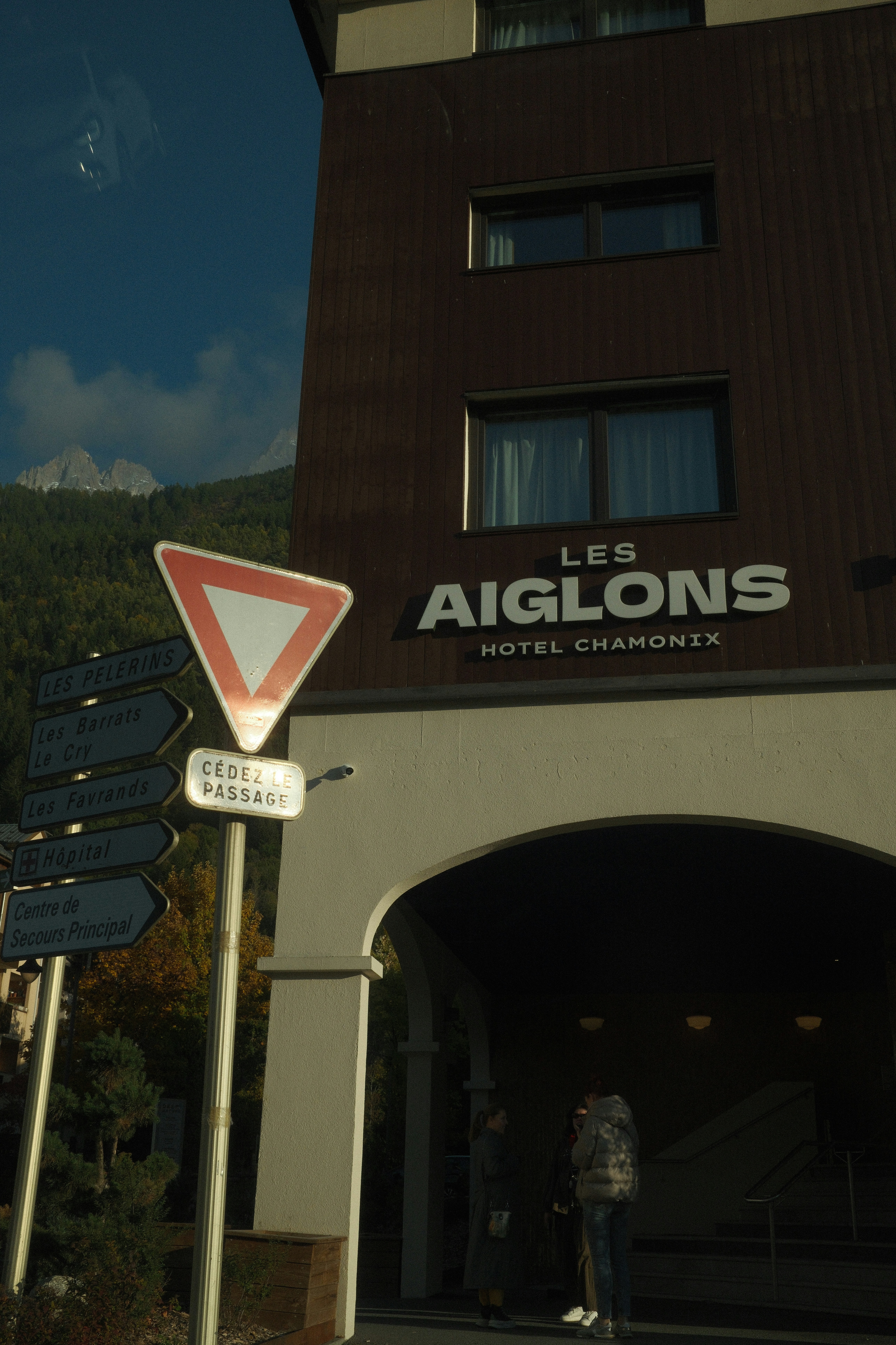 Chamonix's Gateway: A Glimpse of Les Aiglons