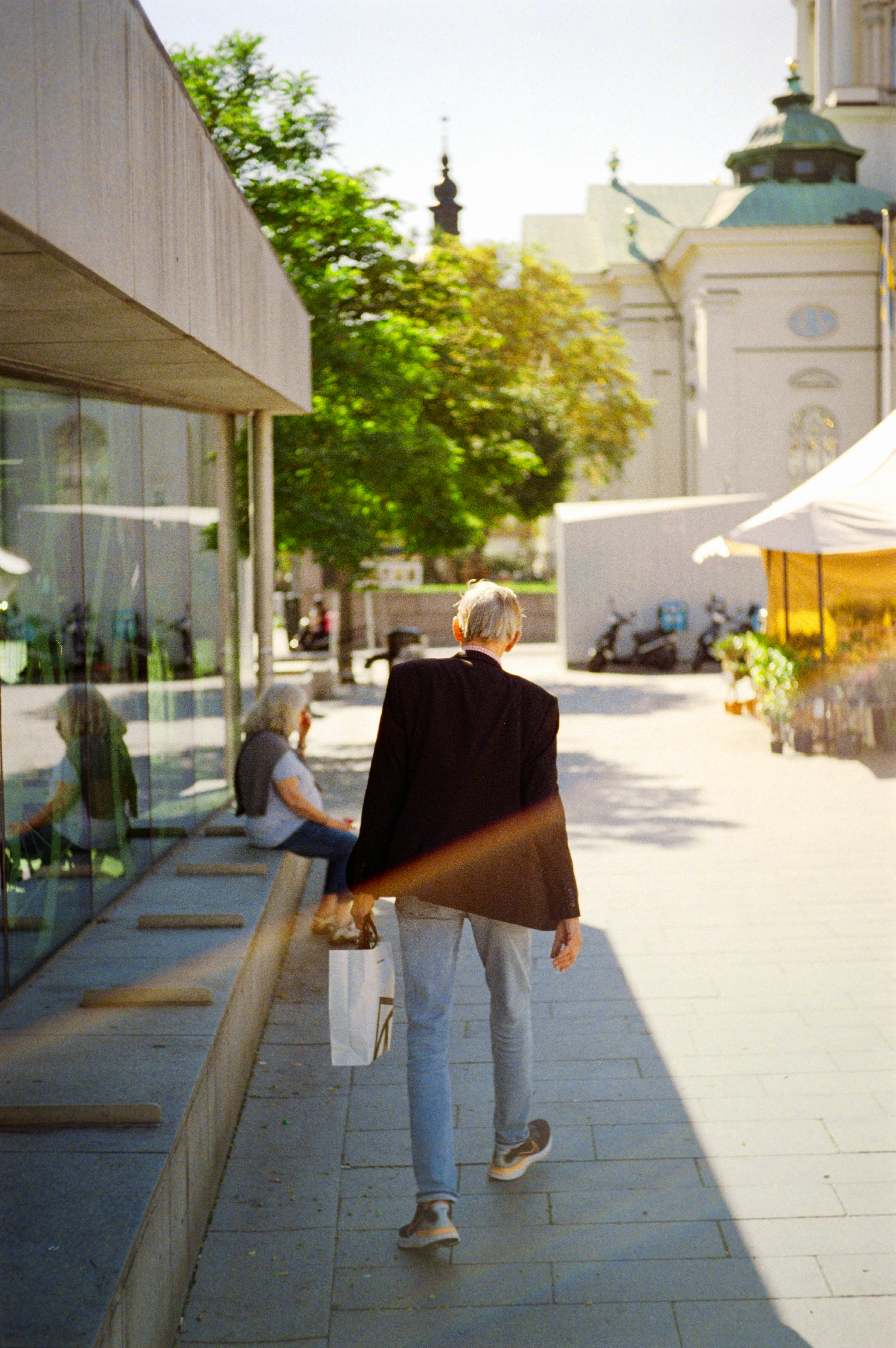 Hey, Paypal Support: paypal.me/pmyrtorp - follow me on Instagram: @myrstump - Contact me at Philip@myrtorp.net | Person walking down a sunlit city street