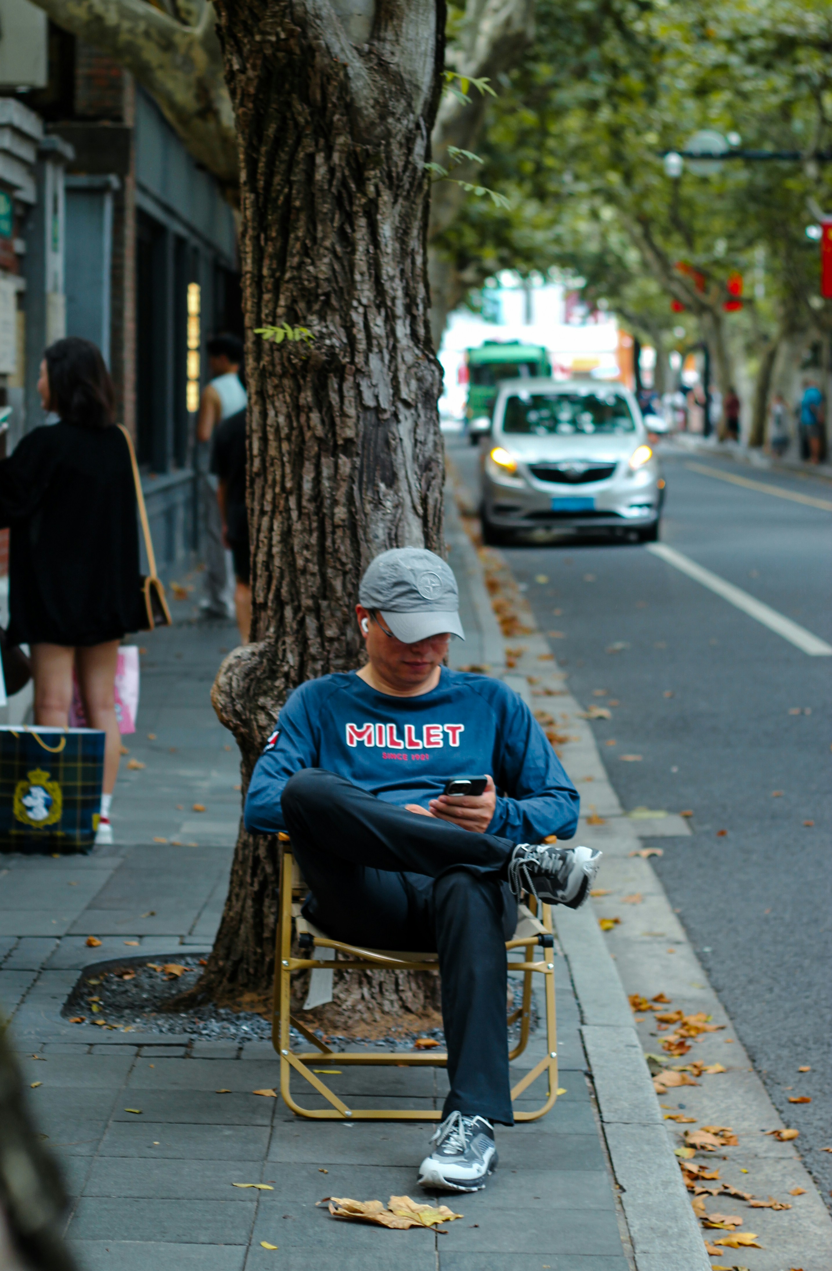 Urban Serenity: A Moment of Digital Escape