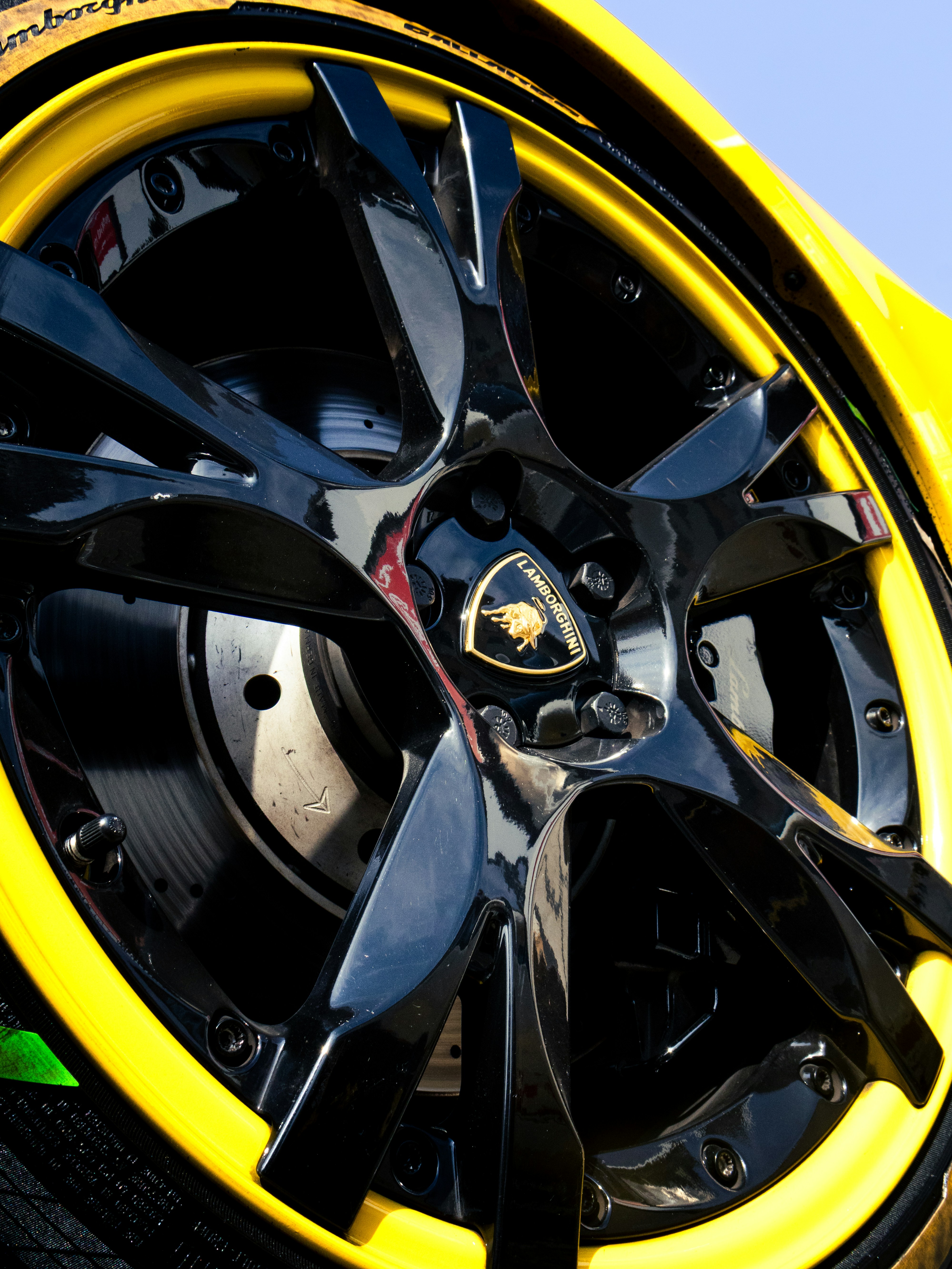 Amber Rim: A Close-up of the Lamborghini Wheel and Center Crest