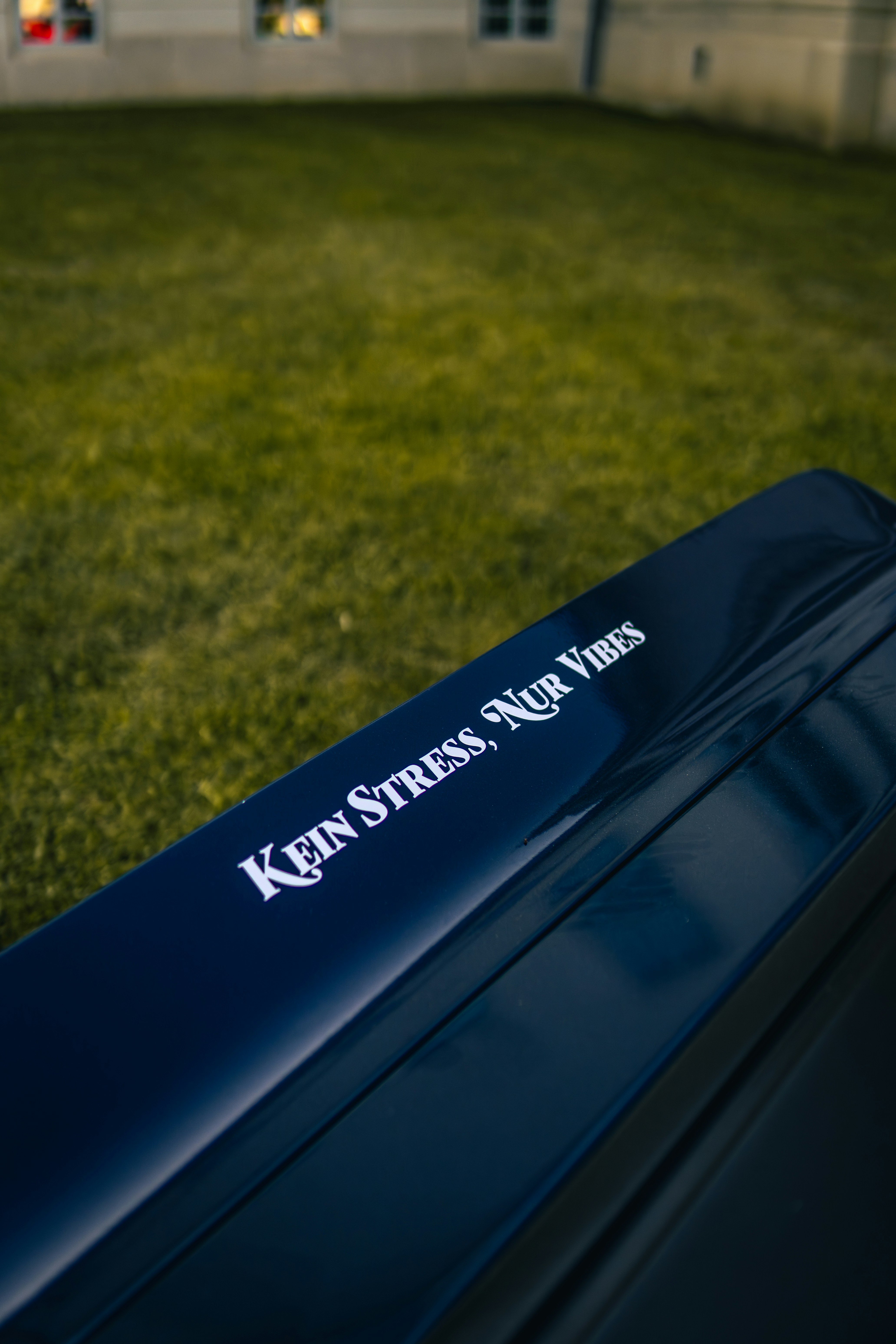 Dark bench with "kein stress, nur vibes" text.