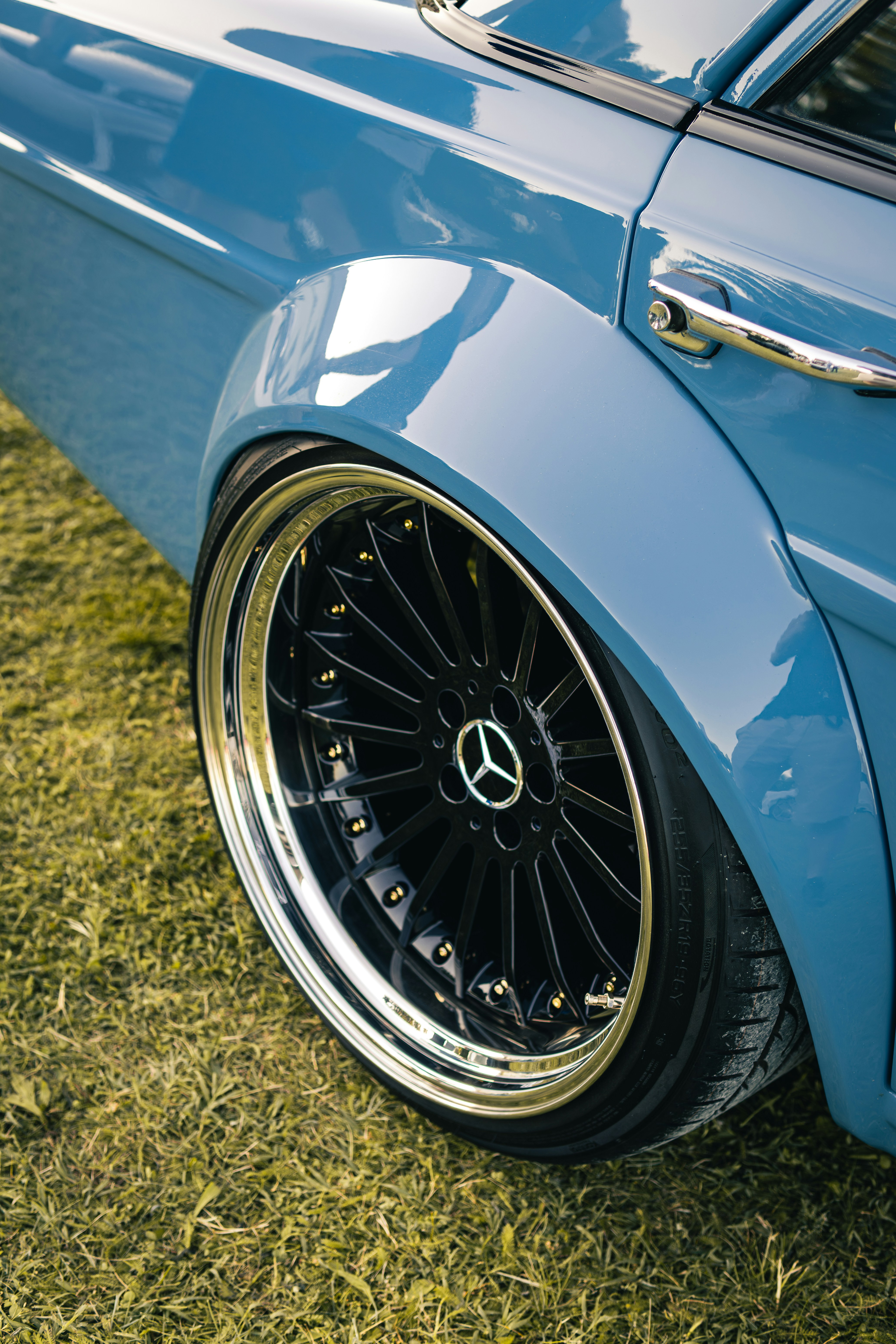 Blue Curve, Chrome Edge: Close-Up on a Classic Wheel
