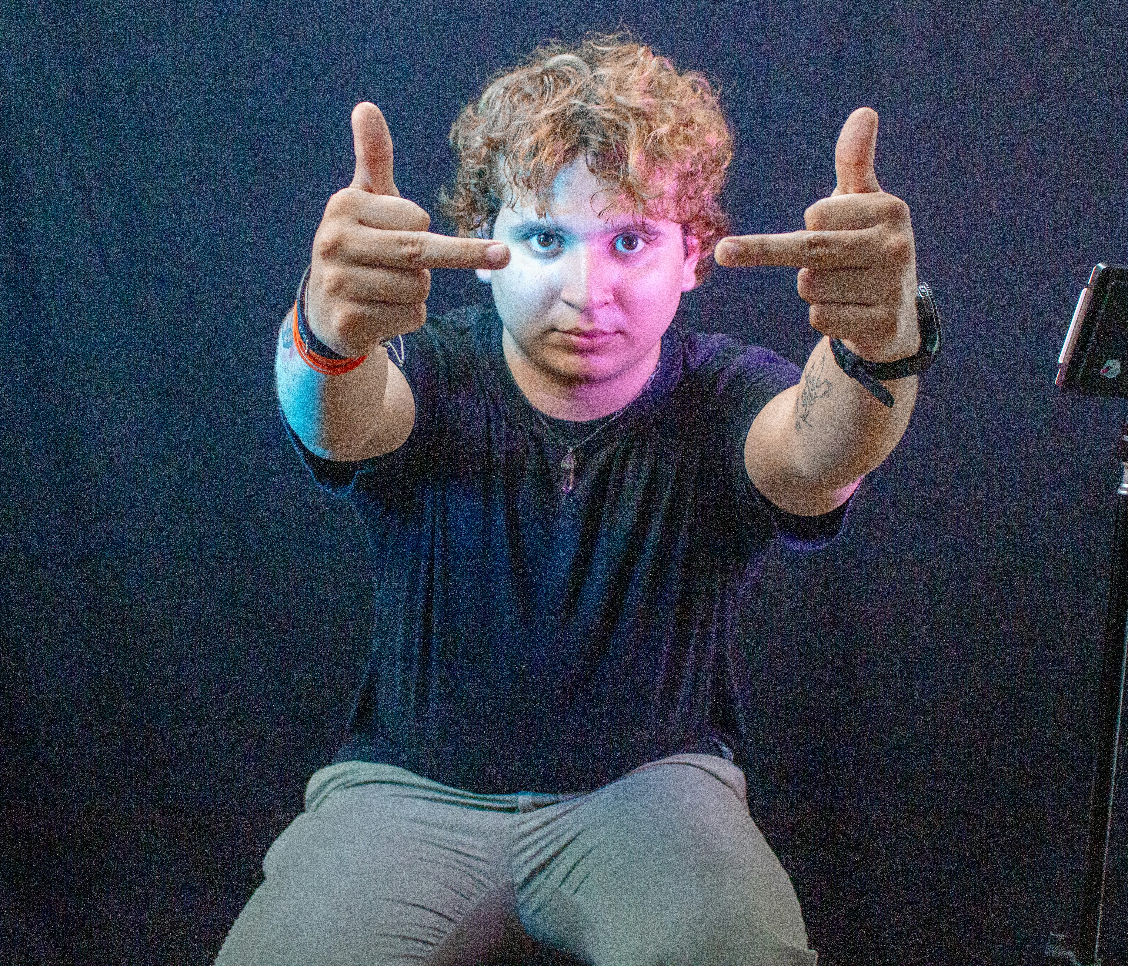 Young person with curly hair giving middle fingers. photo – Free Middle ...