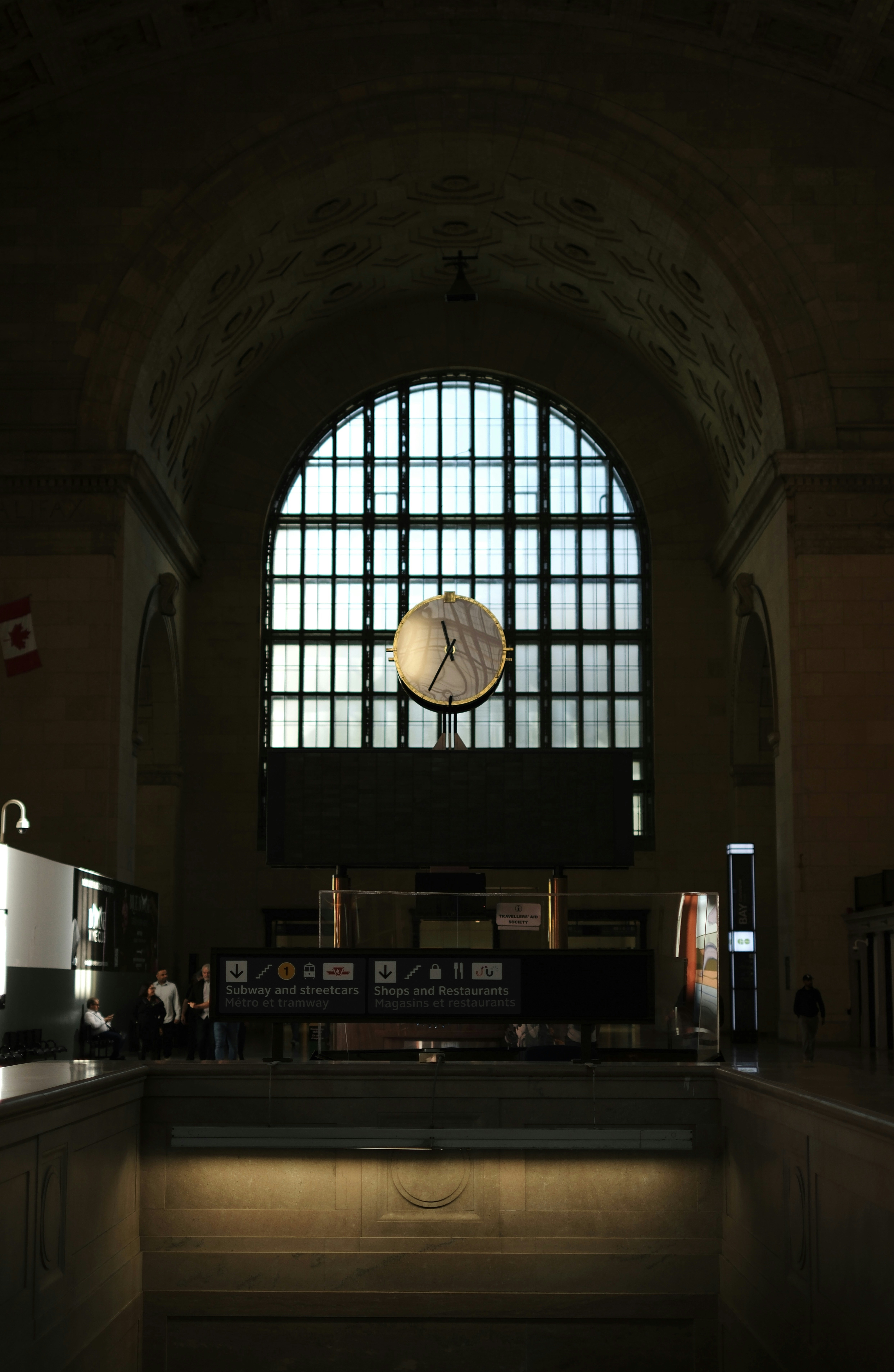 큰 홀 창문에 큰 시계가 걸려 있습니다. 사진 – Unsplash의 무료 여행하다 이미지