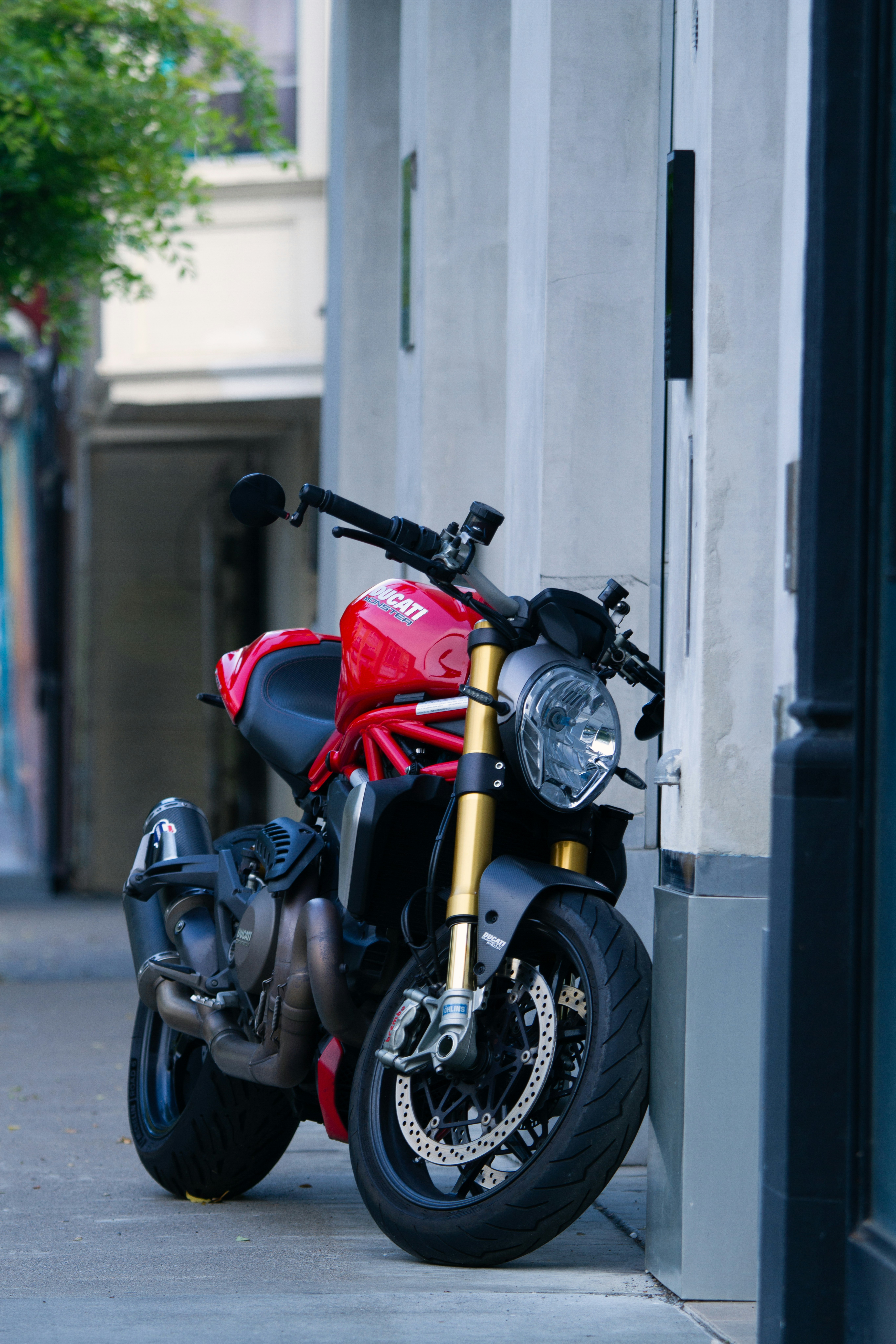 Motocicleta ducati roja estacionada en una calle de la ciudad. foto ...