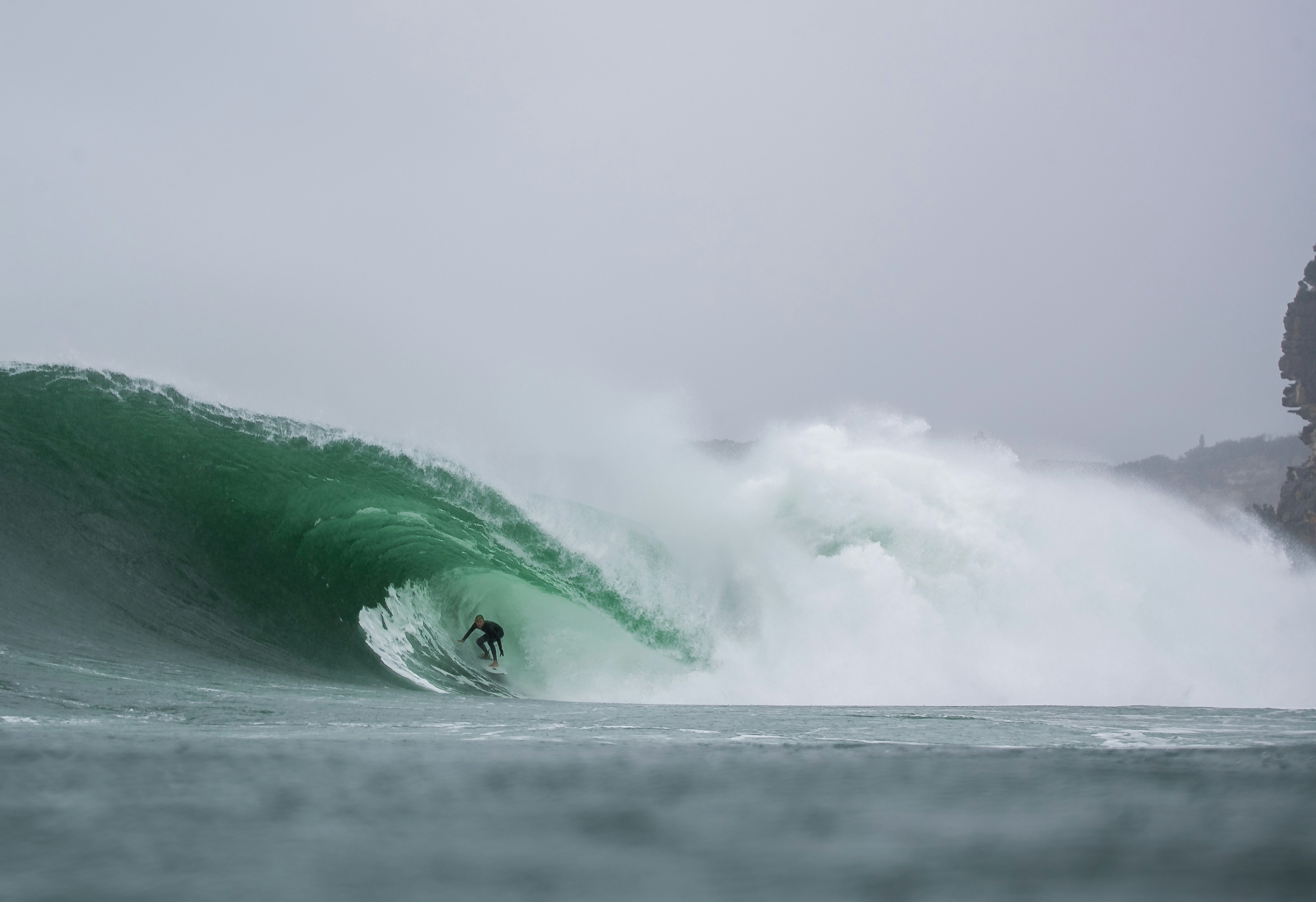 Surfer inside a green ocean wave tube. photo – Free Sea Image on Unsplash