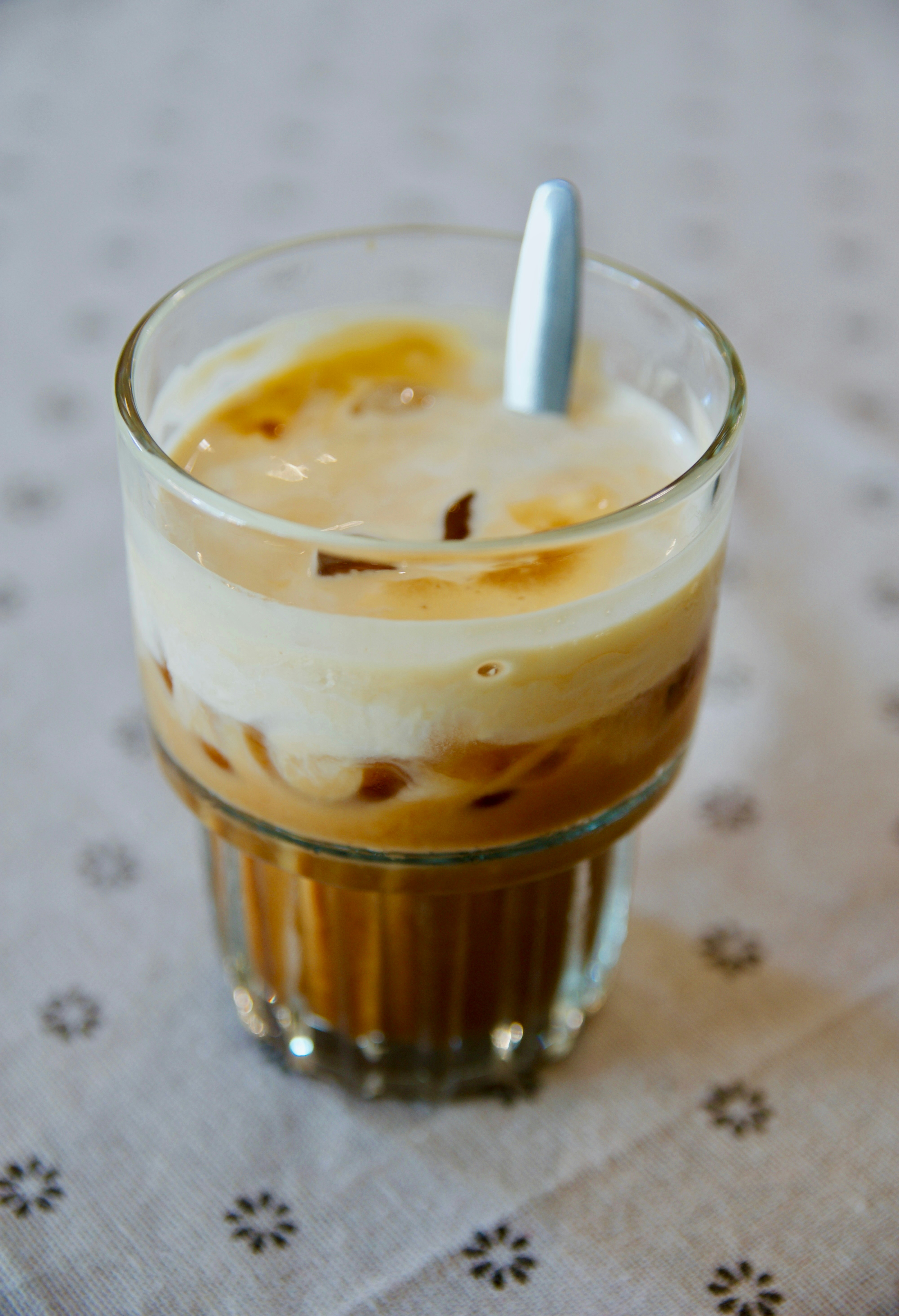 Un café helado en capas con crema y hielo foto – Imagen de Café ...