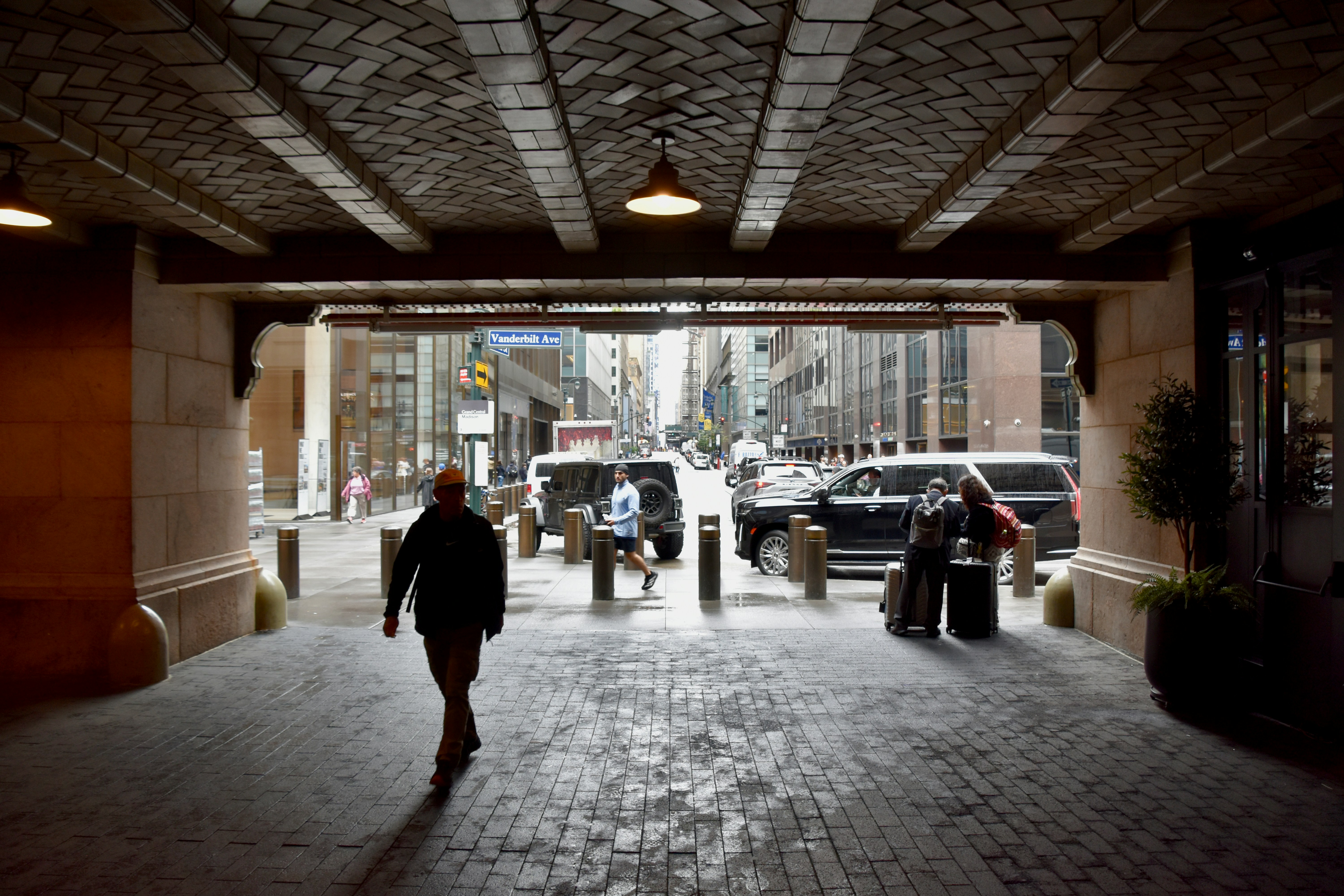 Footpath Through the Arch: City Life Framed by a Quiet Corridor