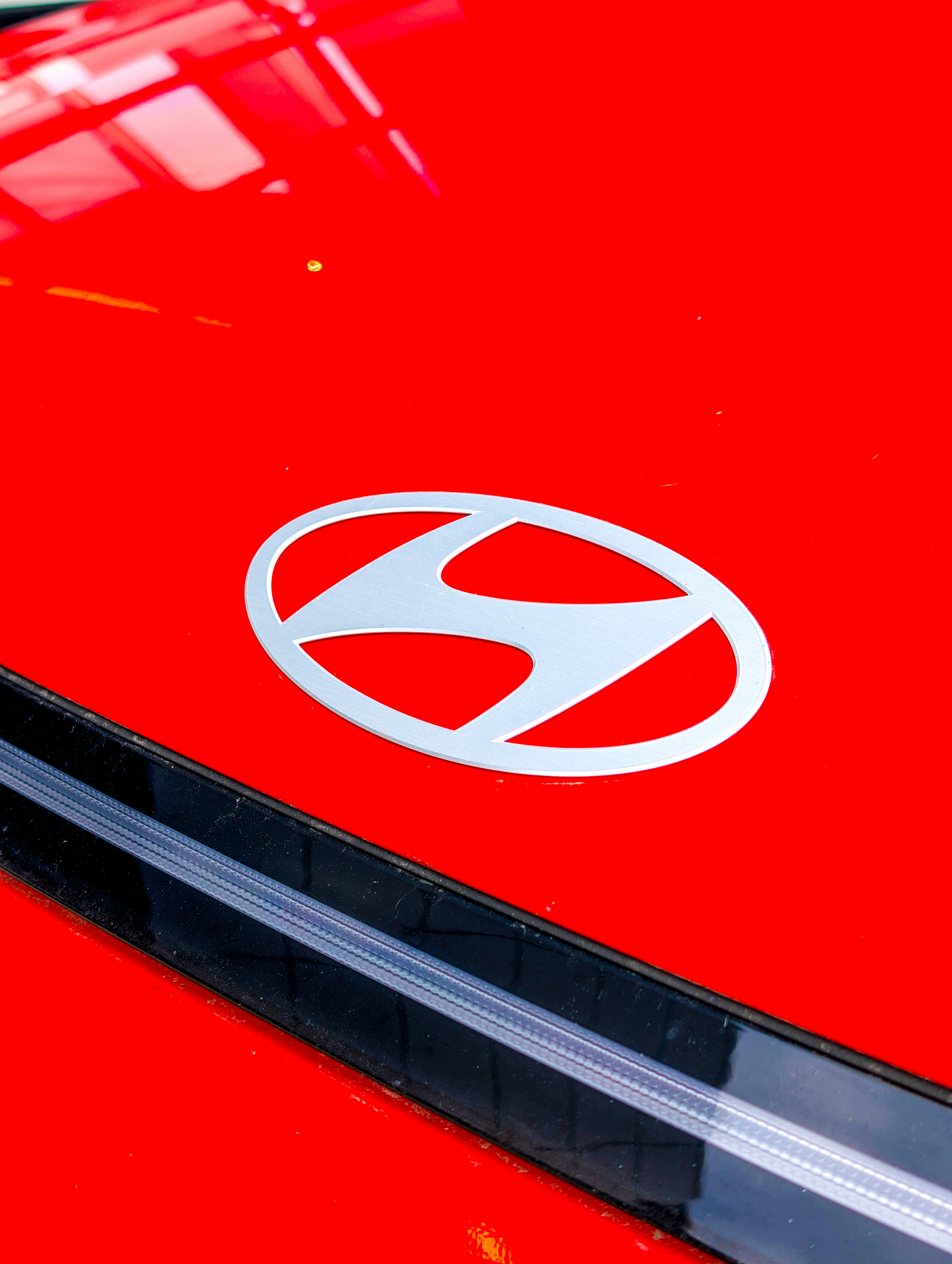 Hyundai logo on a shiny red car photo – Free Automotive Image on Unsplash