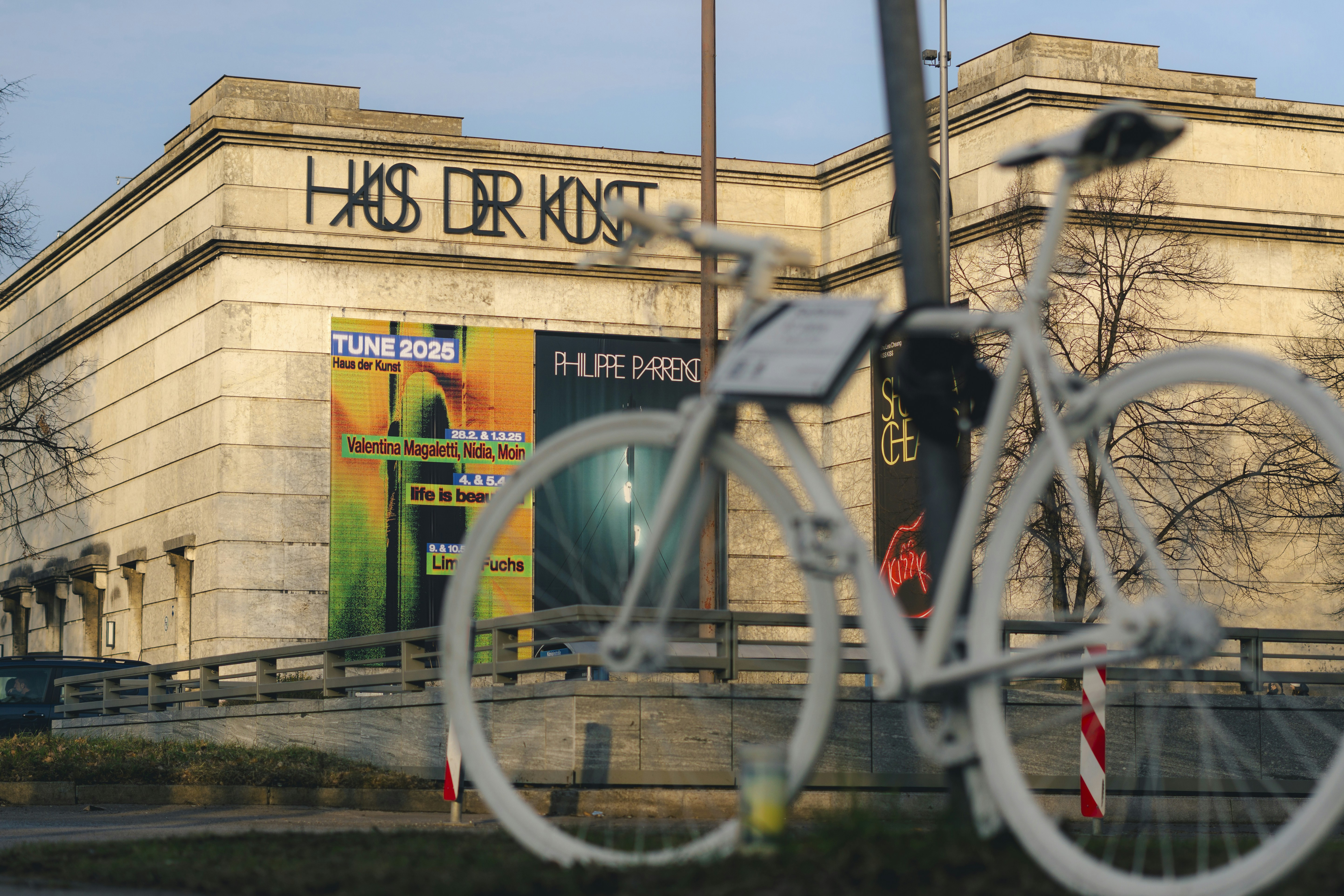White bicycle in front of haus der kunst building.