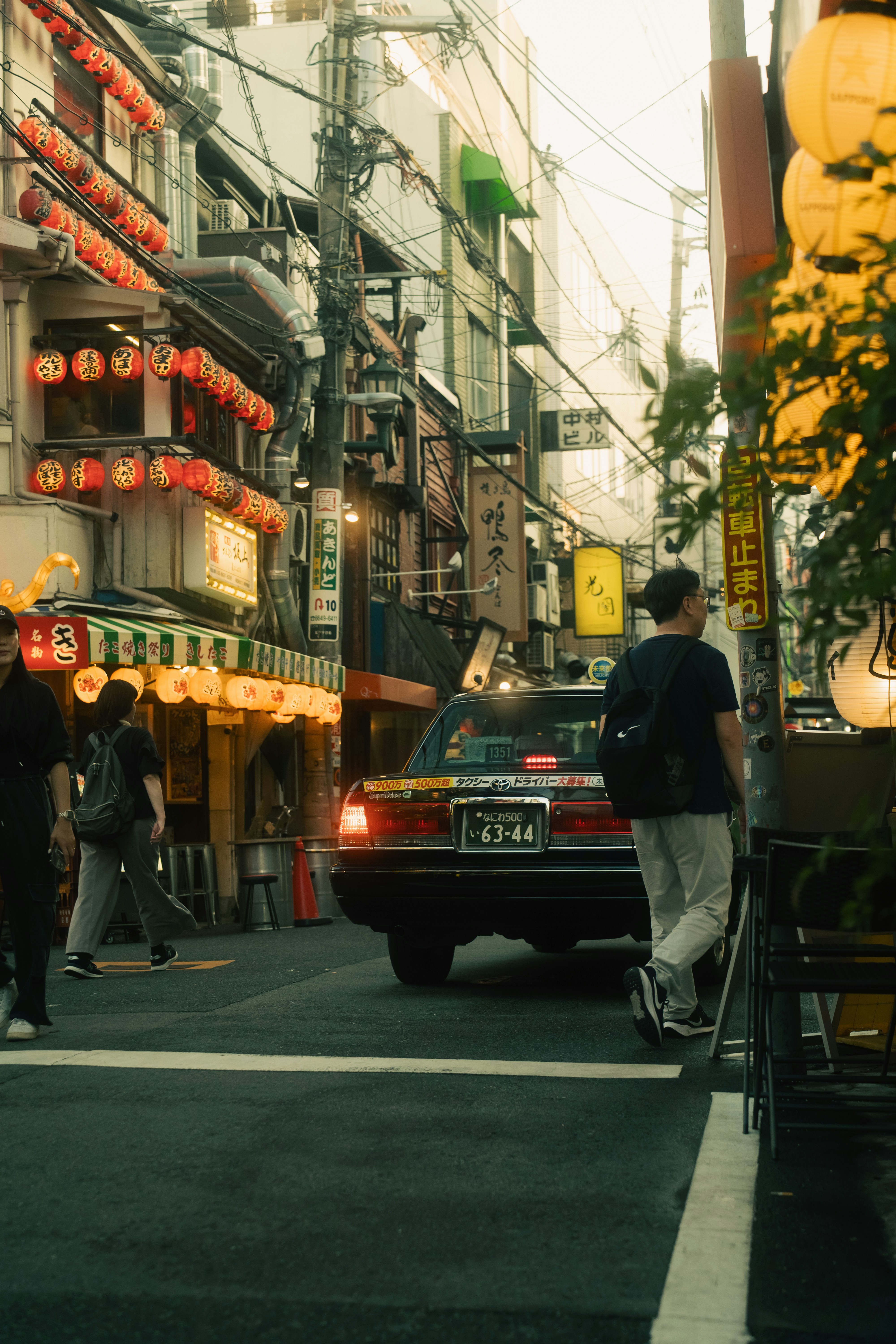 Lanterns and a Taxi: Neon Alley in Quiet Motion