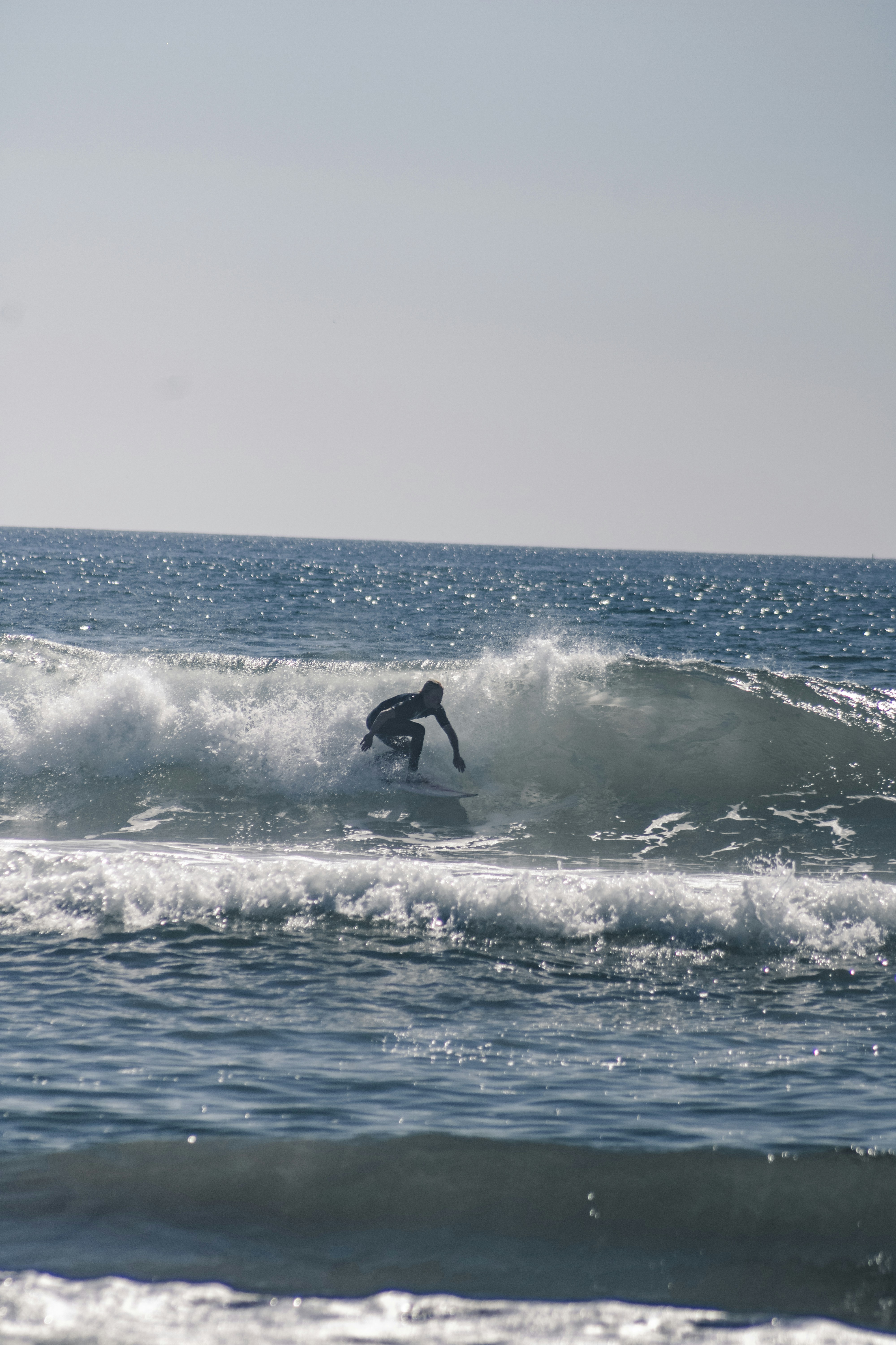 Surfista che cavalca un'onda in una giornata di sole. foto – Immagine ...