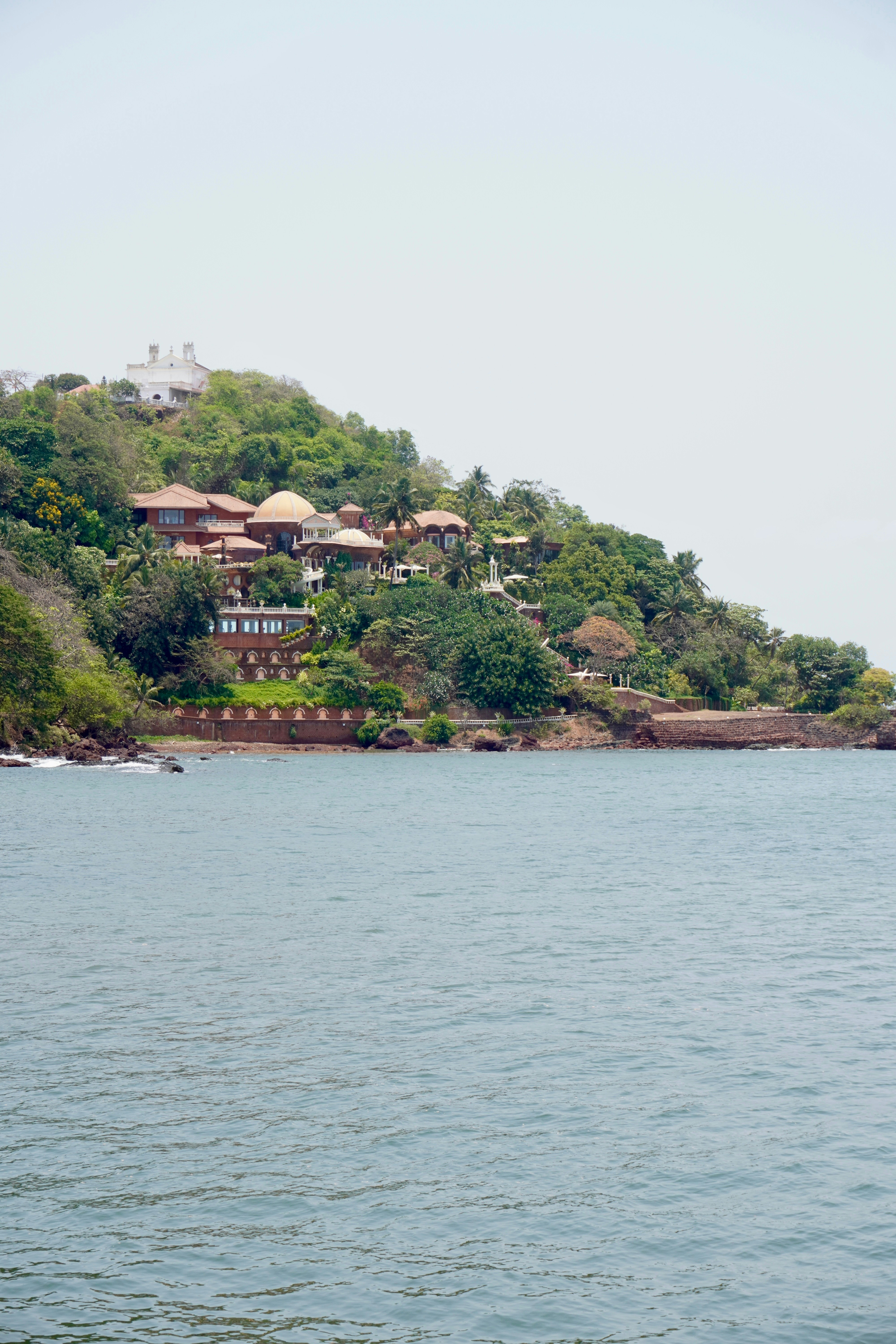Coastal Retreat: A Harmony of Nature and Architecture