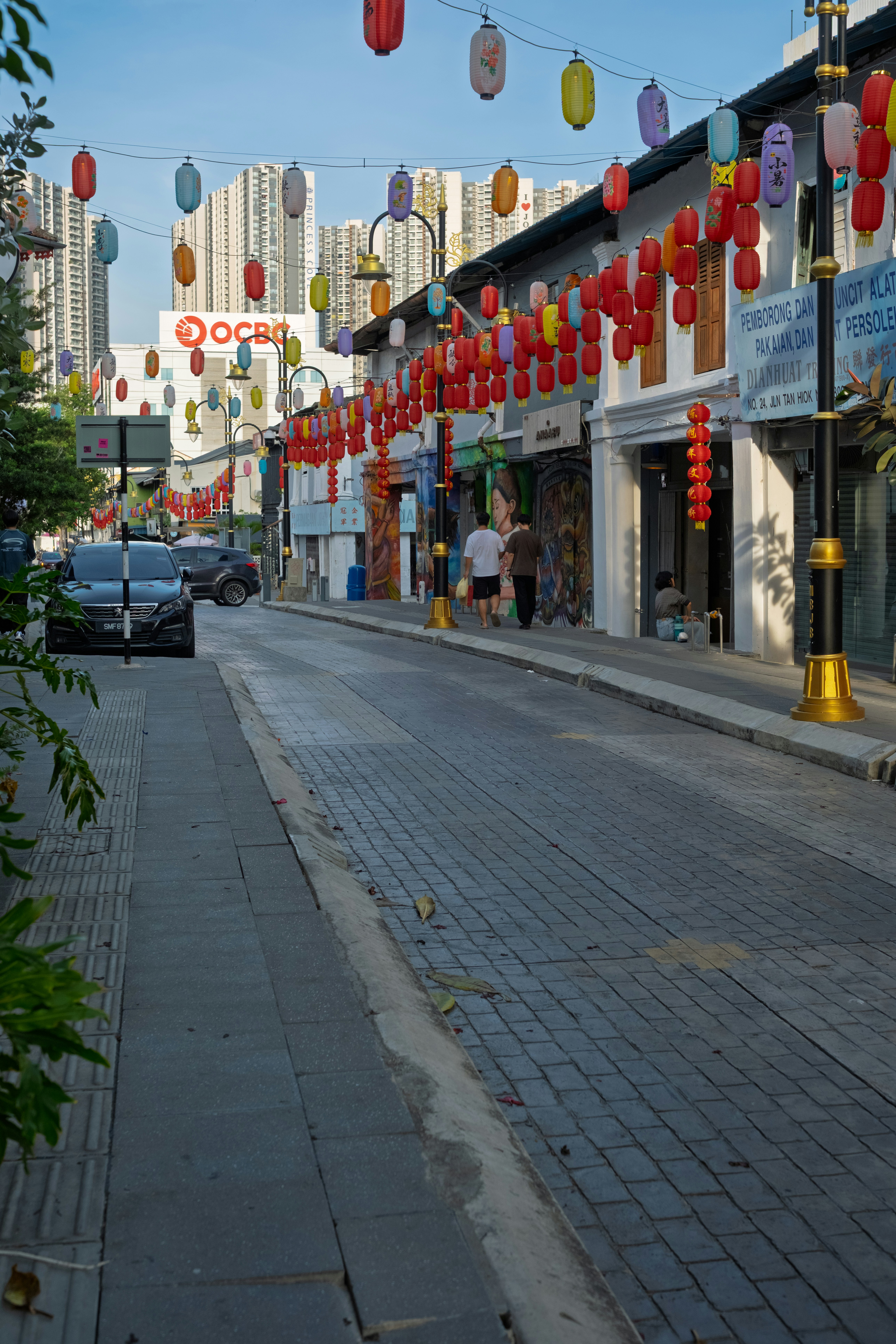 Calle decorada con farolillos y edificios de colores. foto – Imagen de ...