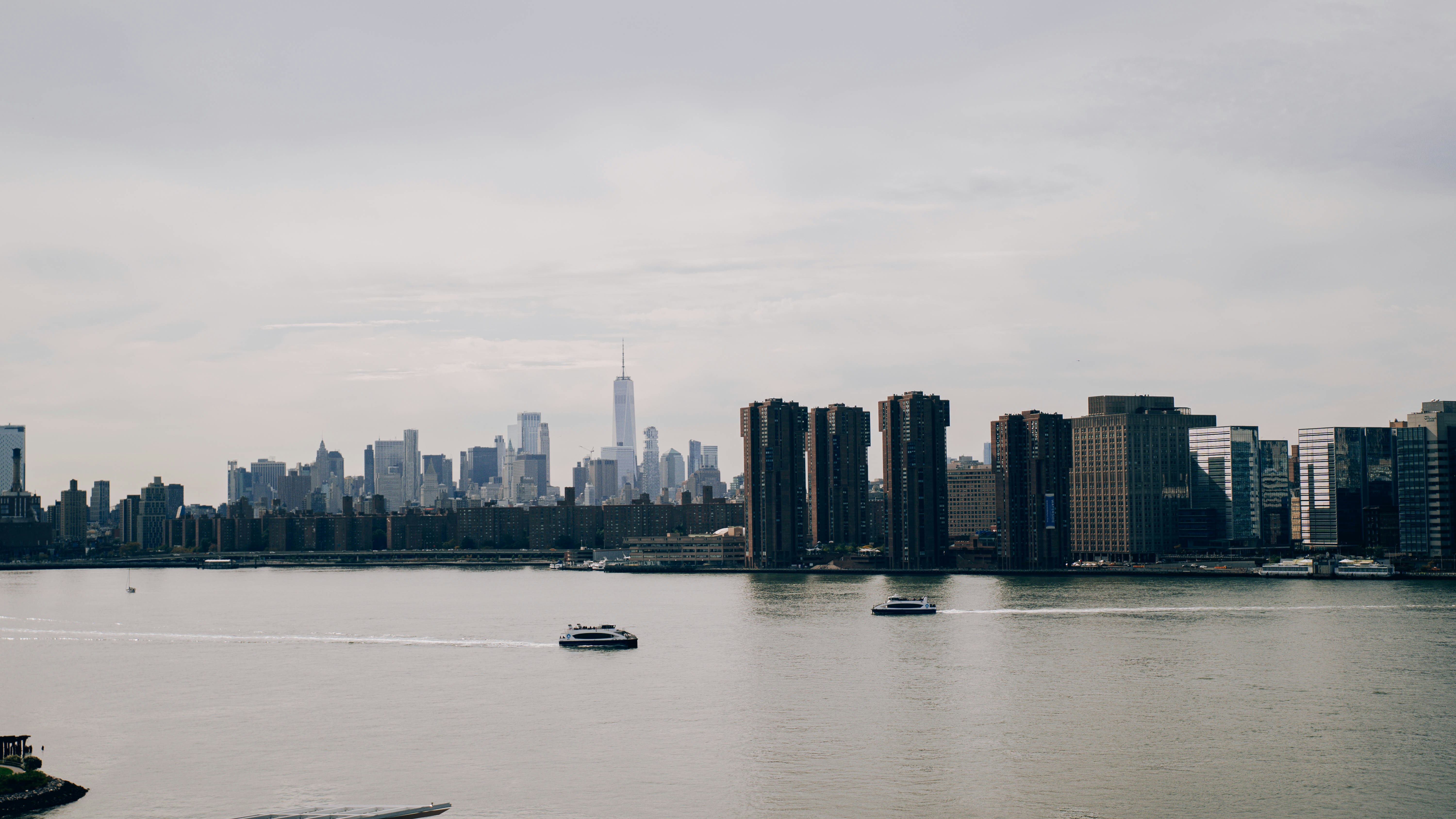 New York or Nowhere | City skyline with boats on the water
