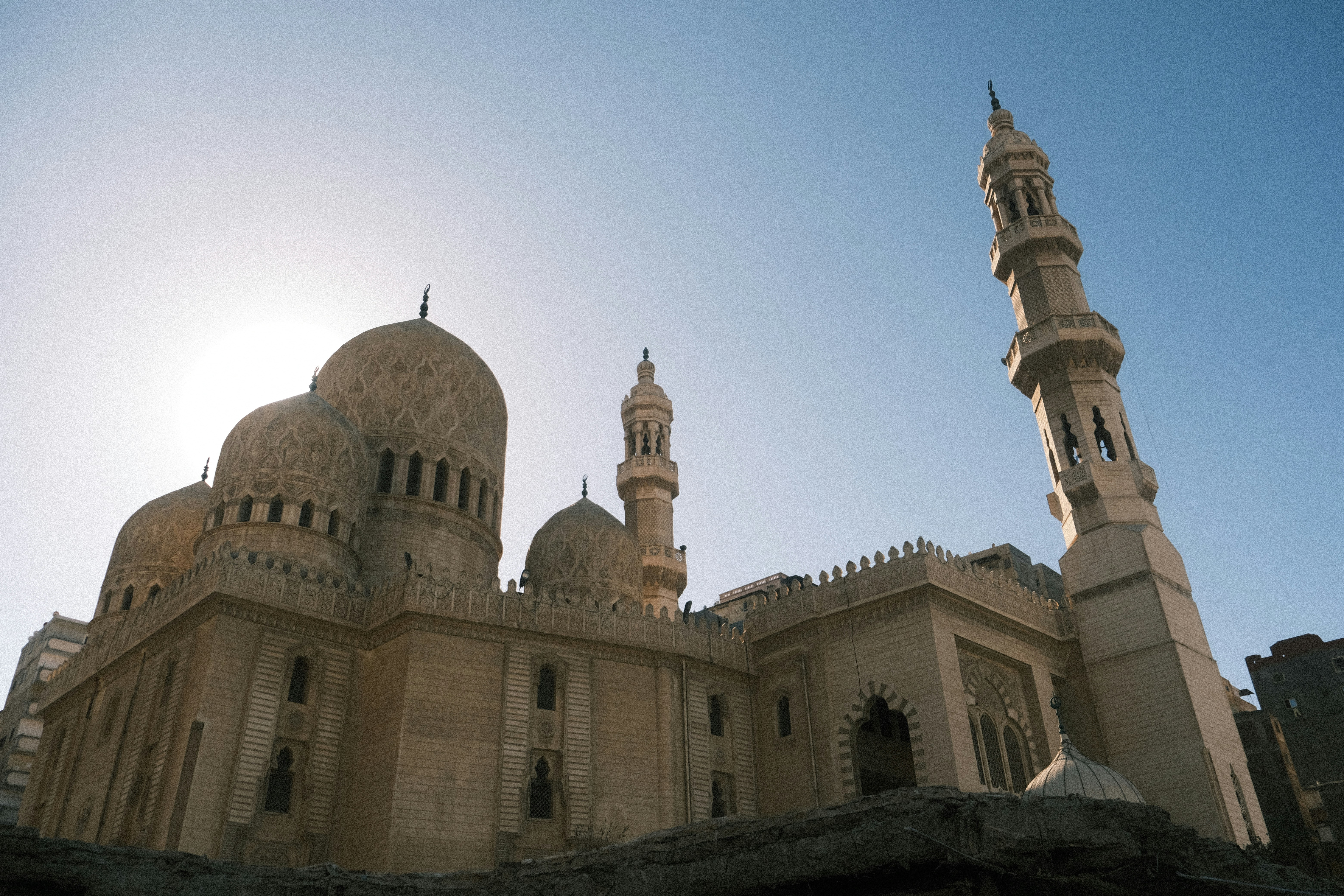 sidi morsi Abu al-Abbas mosque | A large mosque with domes and a tall minaret.