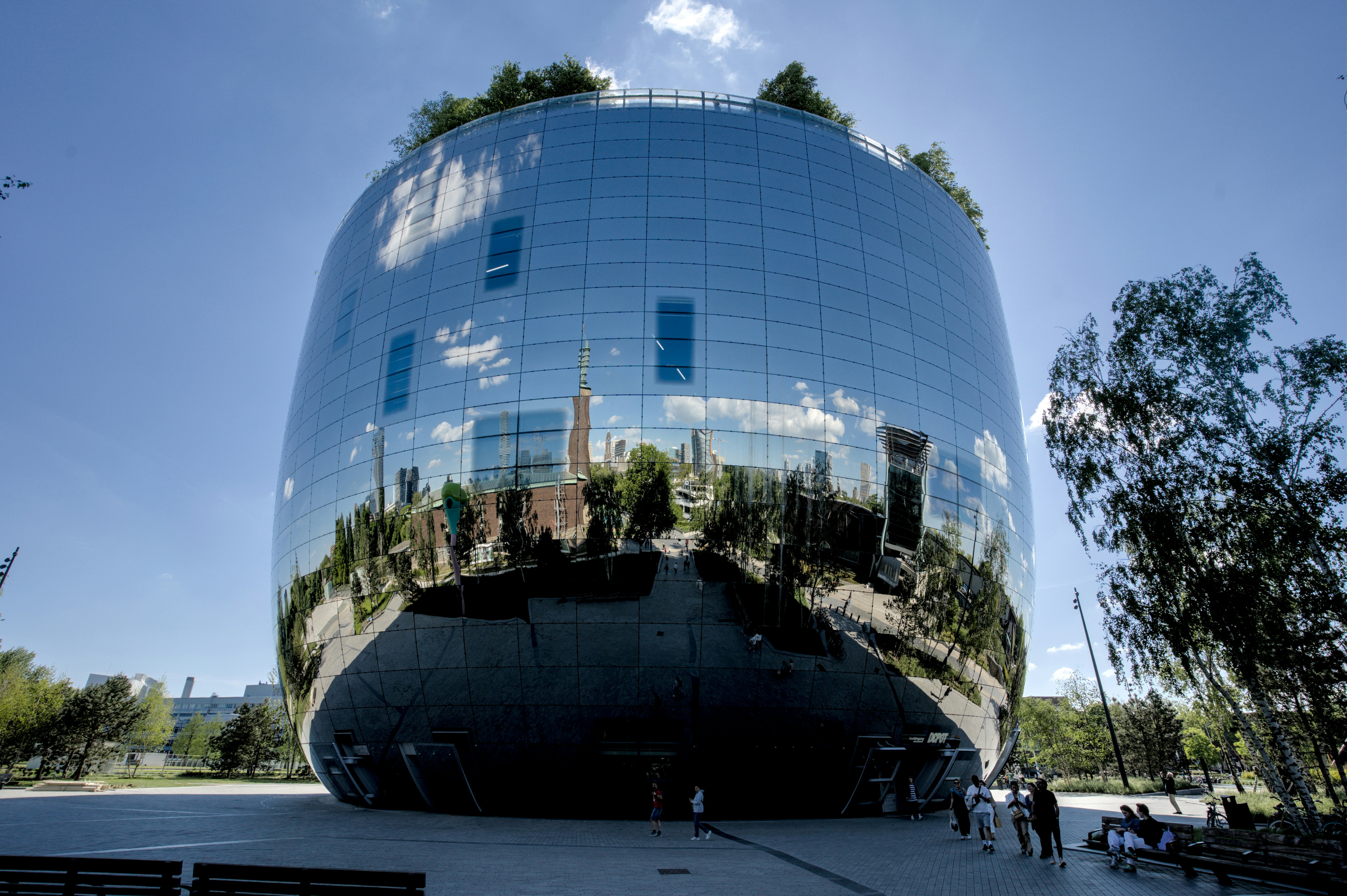 Reflective Harmony: A Modern Architectural Marvel