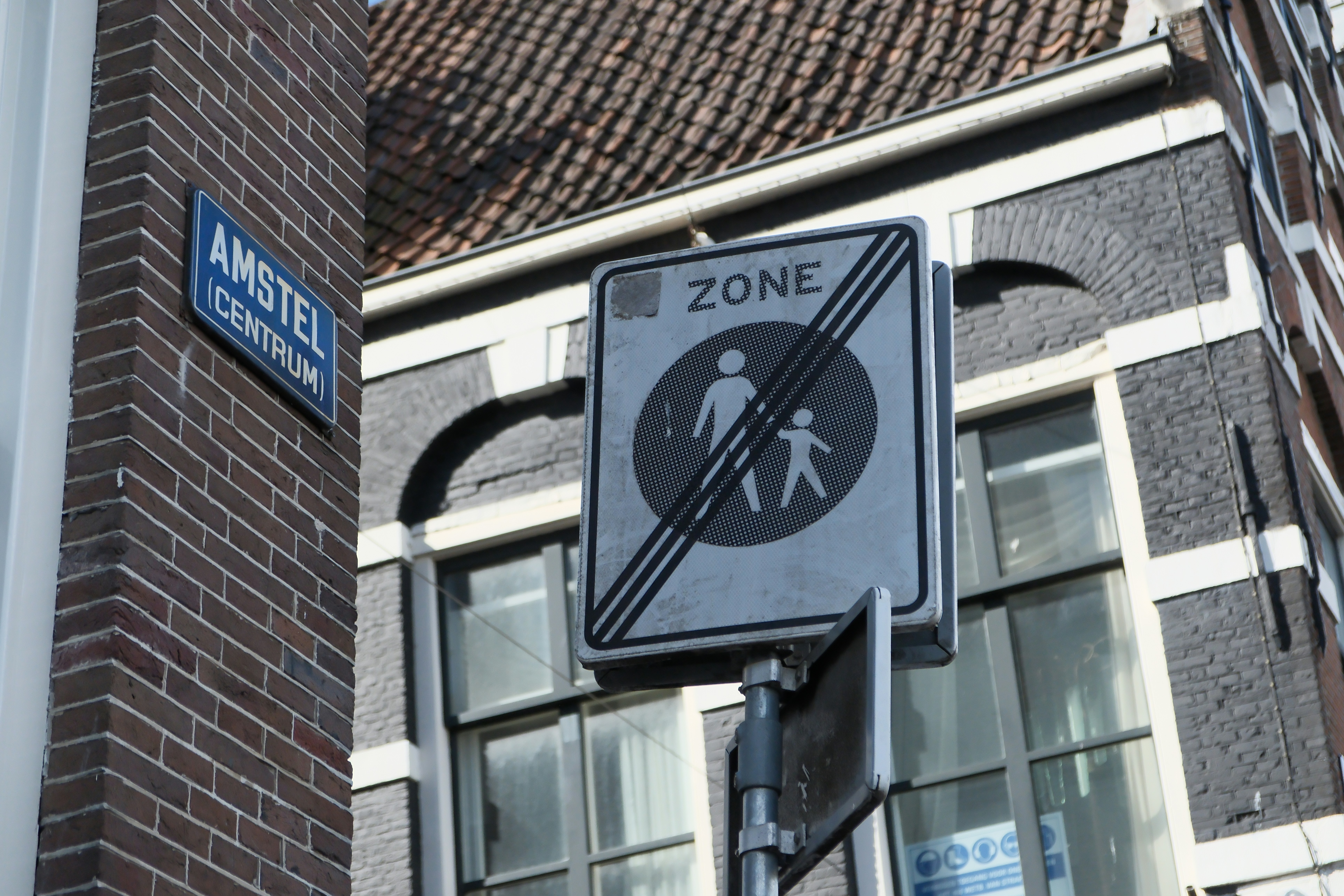 Pedestrian zone end sign on brick building