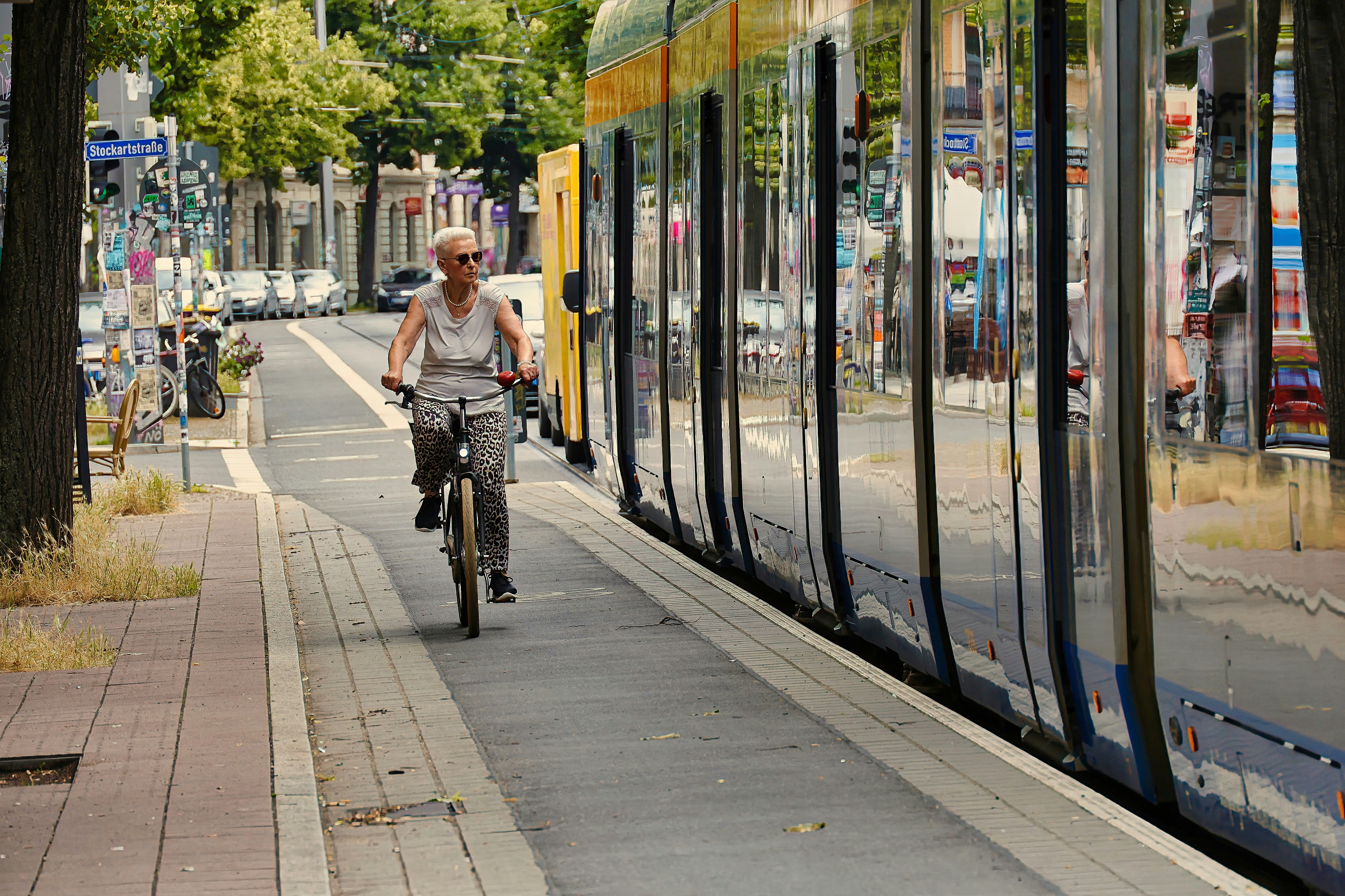 Connwitz, Un quartier vivant et coloré, entre fresques, vélos et vie de rue. À Leipzig, les arrêts de tram et les pistes cyclables se croisent sans feux pour les cyclistes. Leur arrêt dépend de la vigilance des cyclistes plutôt que d’un feu rouge dédié.