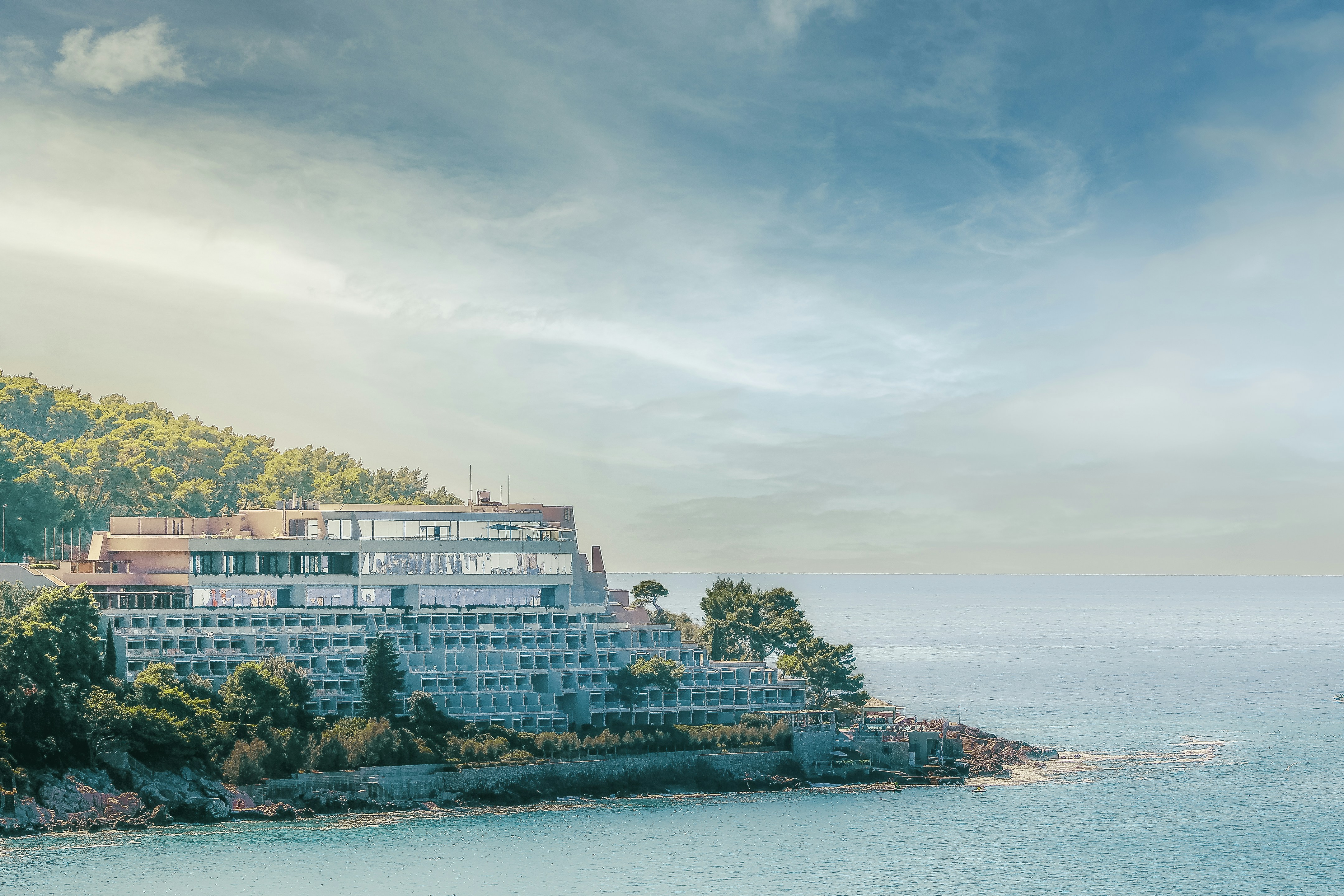 Terraced Glass Overlook: A Coastal Retreat Embraced by Sea and Pines
