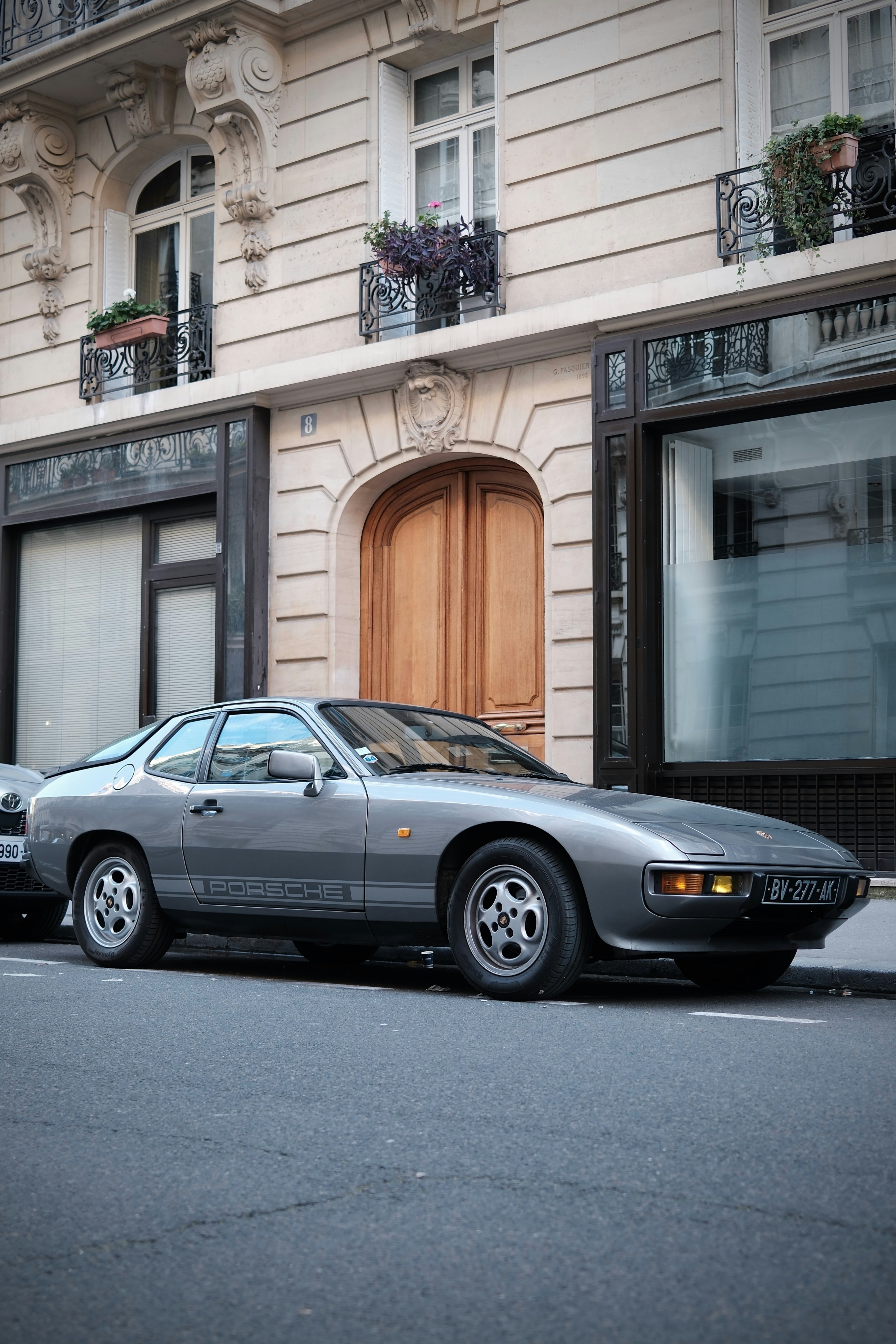Urban Elegance: A Classic Porsche in Parisian Charm