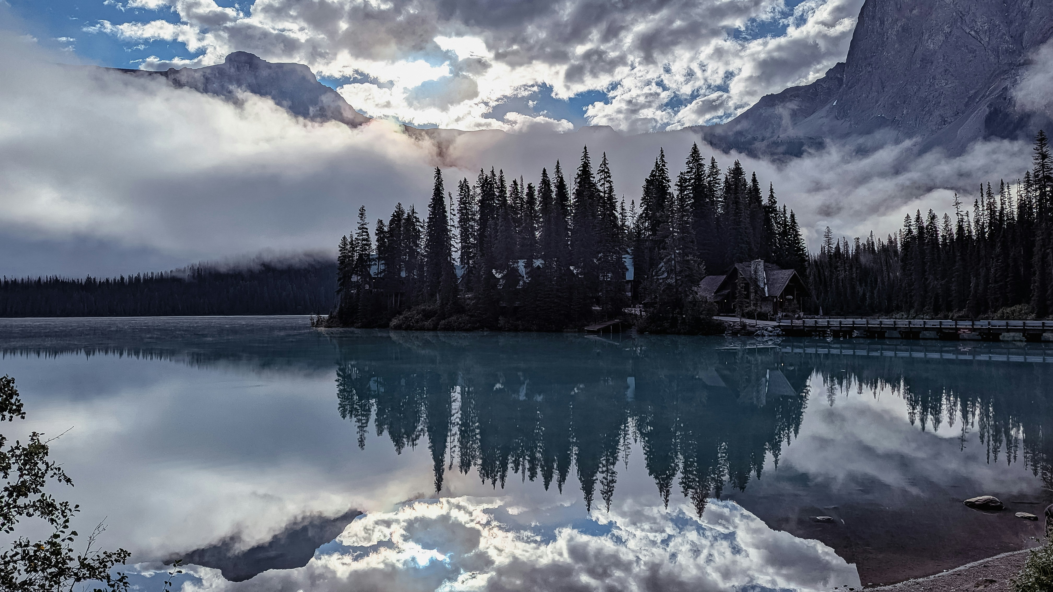 Reflections of Serenity: A Tranquil Lakeside Retreat