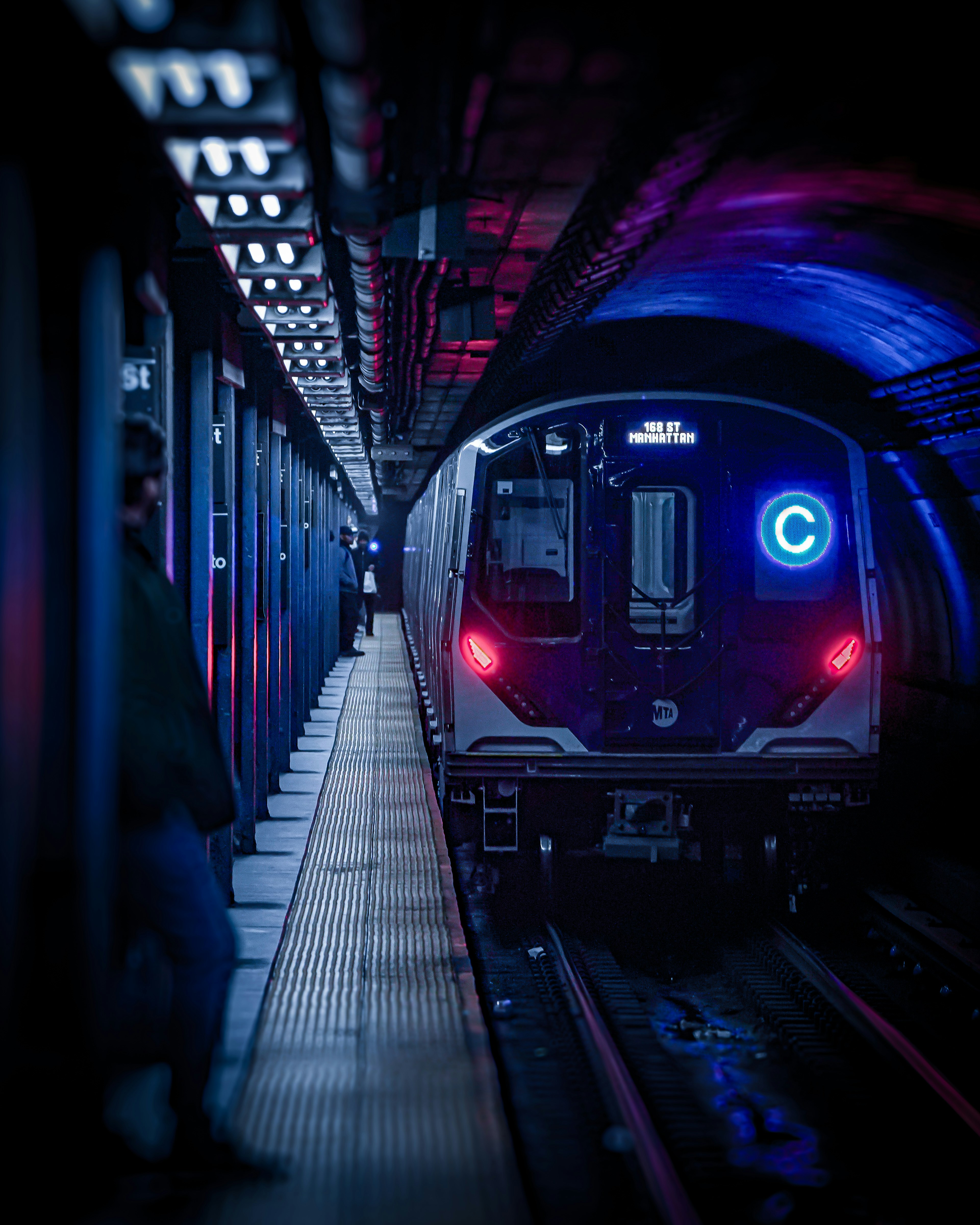 Neon-hued Métro Convergence
