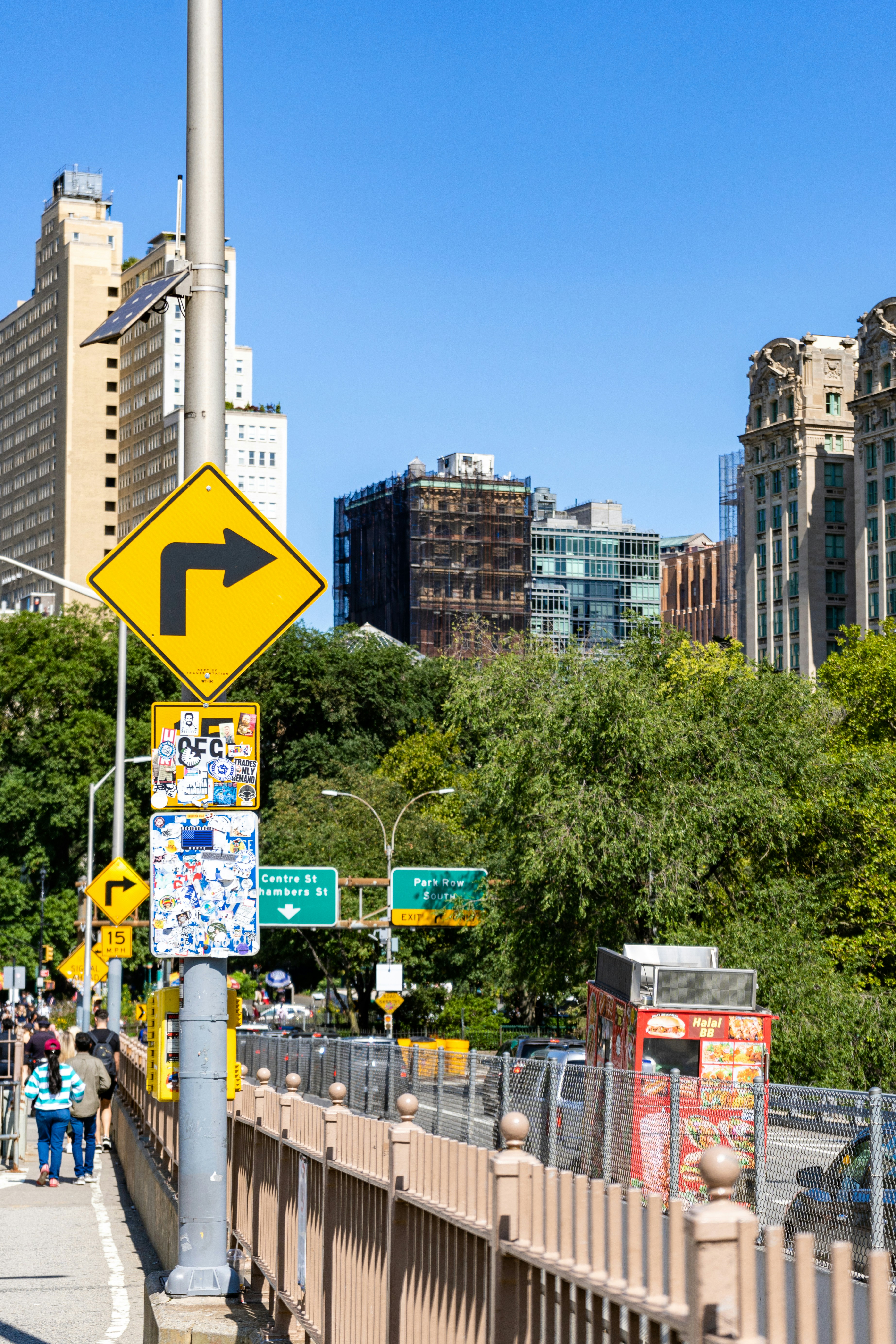Left-Turn Beacon: Sunlit Street Frame of Cityscape and Greenery