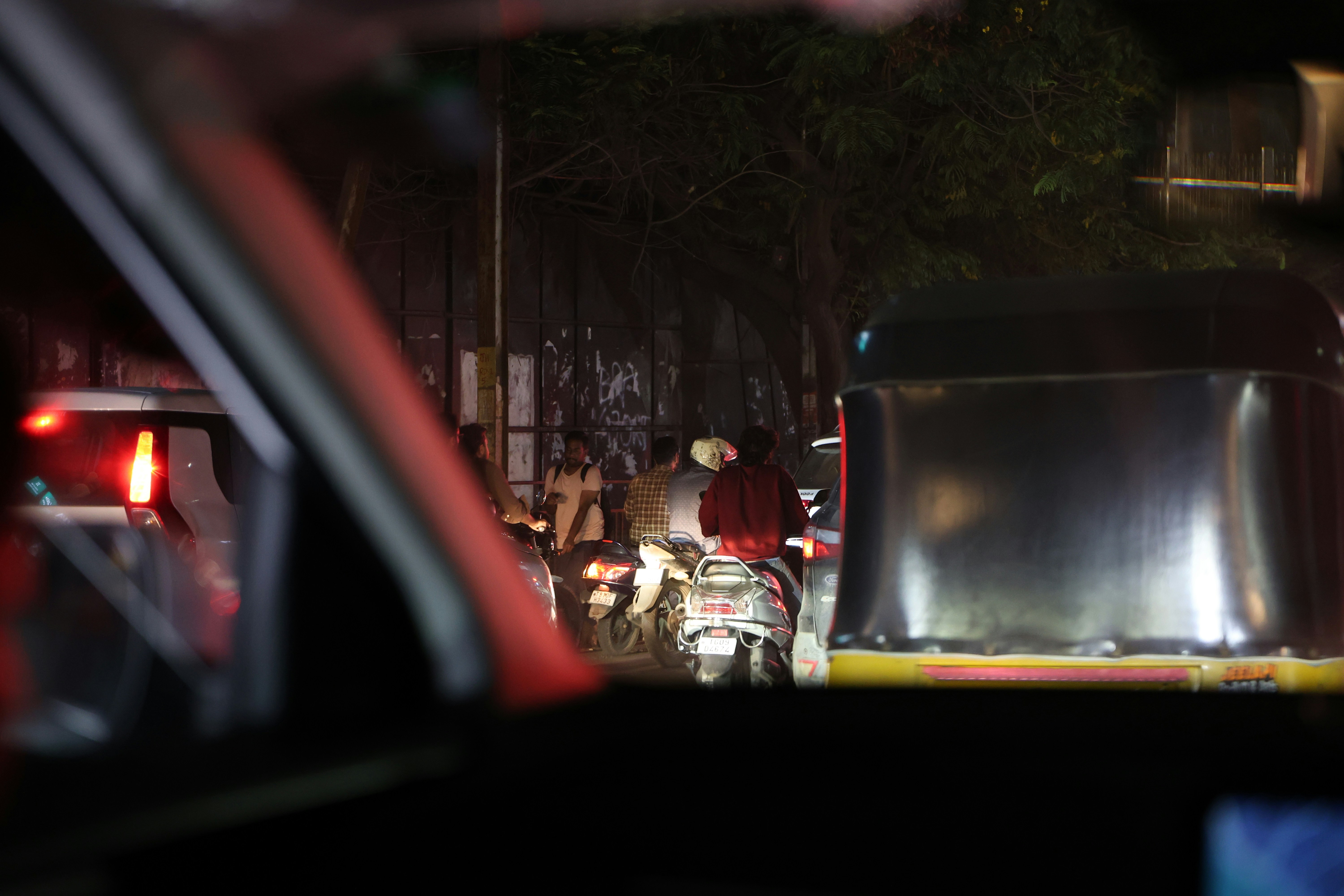 Circulation dans une rue de la ville la nuit photo – Image gratuite de ...