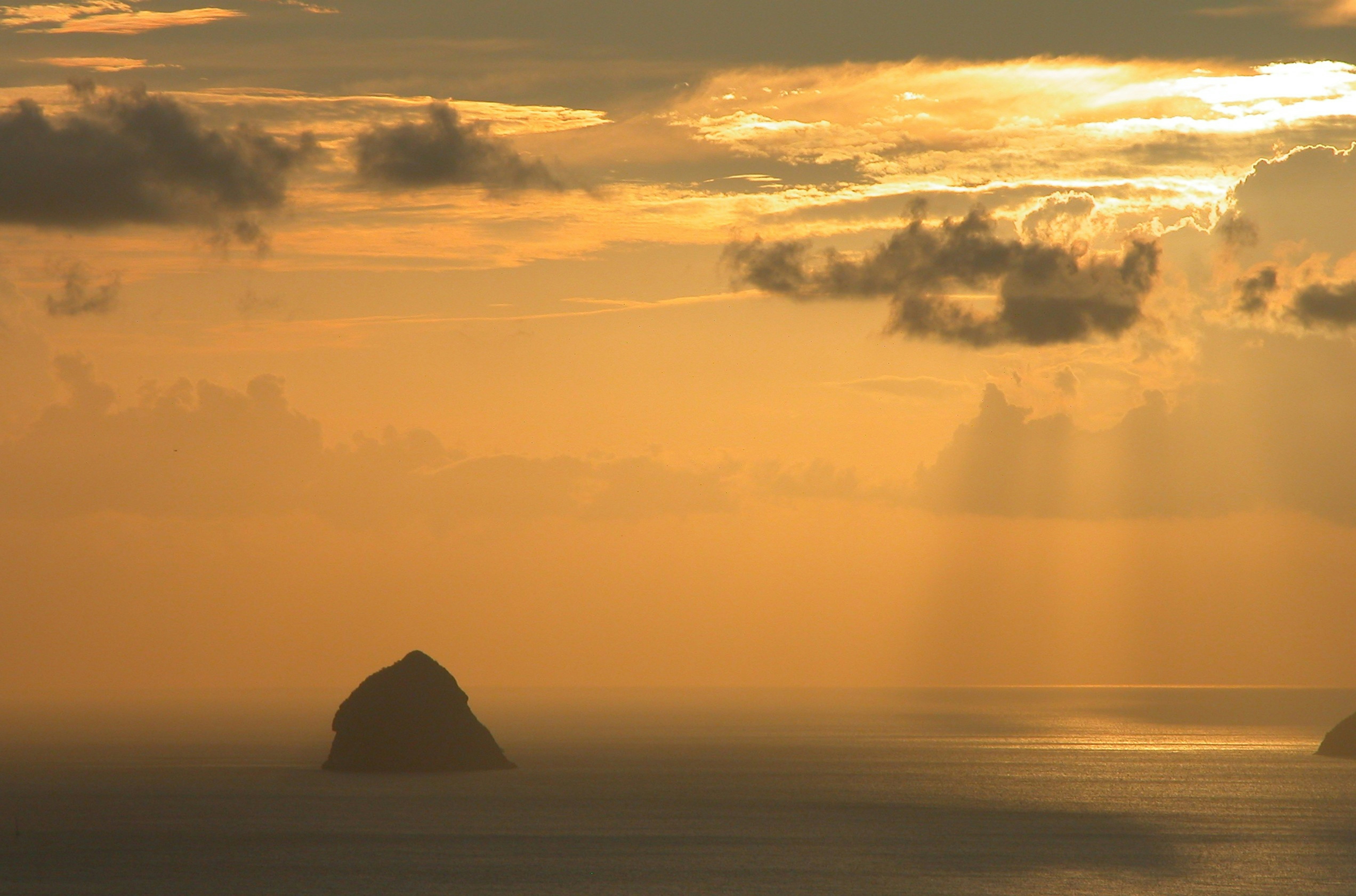 Le diamant | Golden sunset over the ocean with clouds