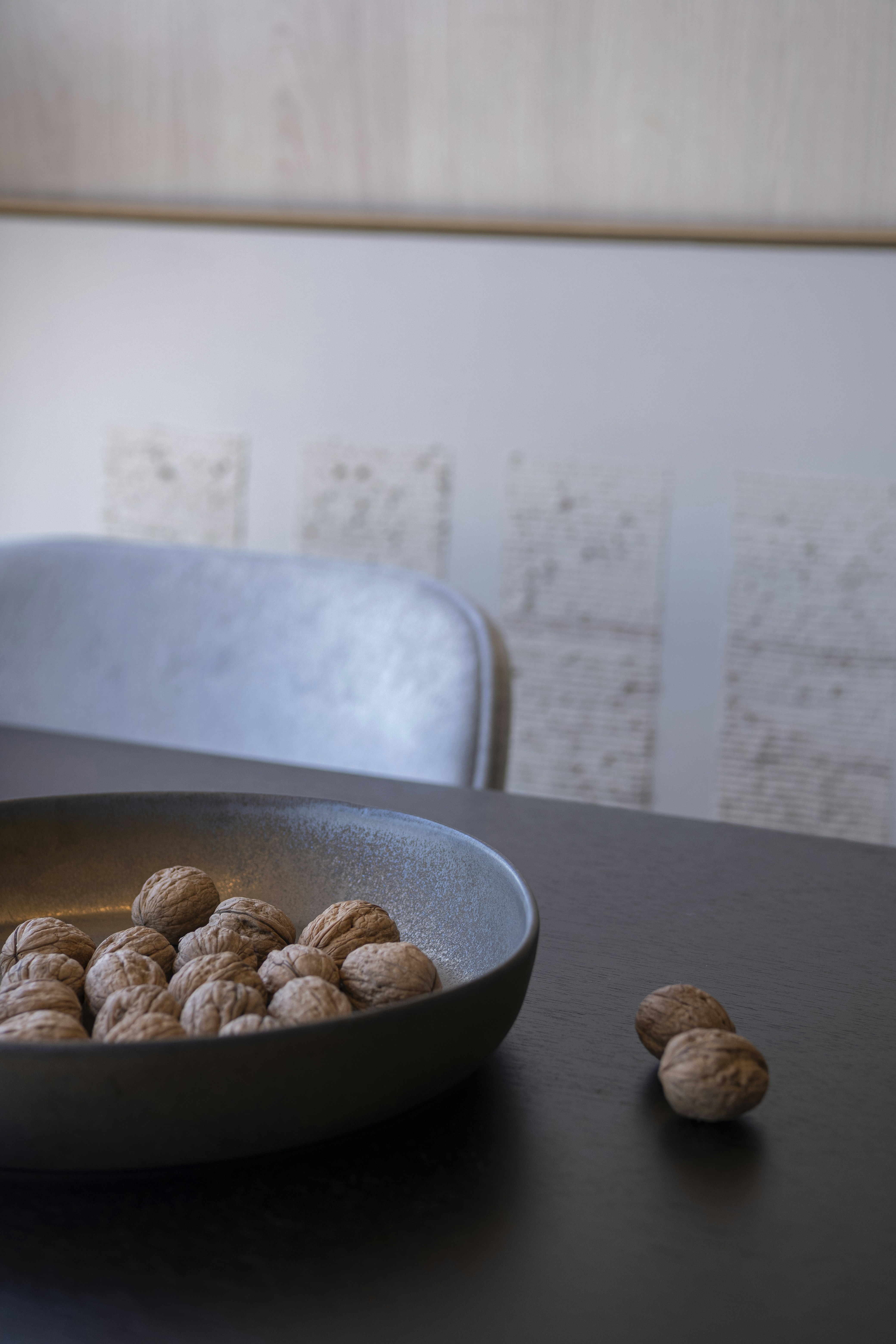 Bol de noix sur une table sombre photo – Image gratuite de Nourriture ...