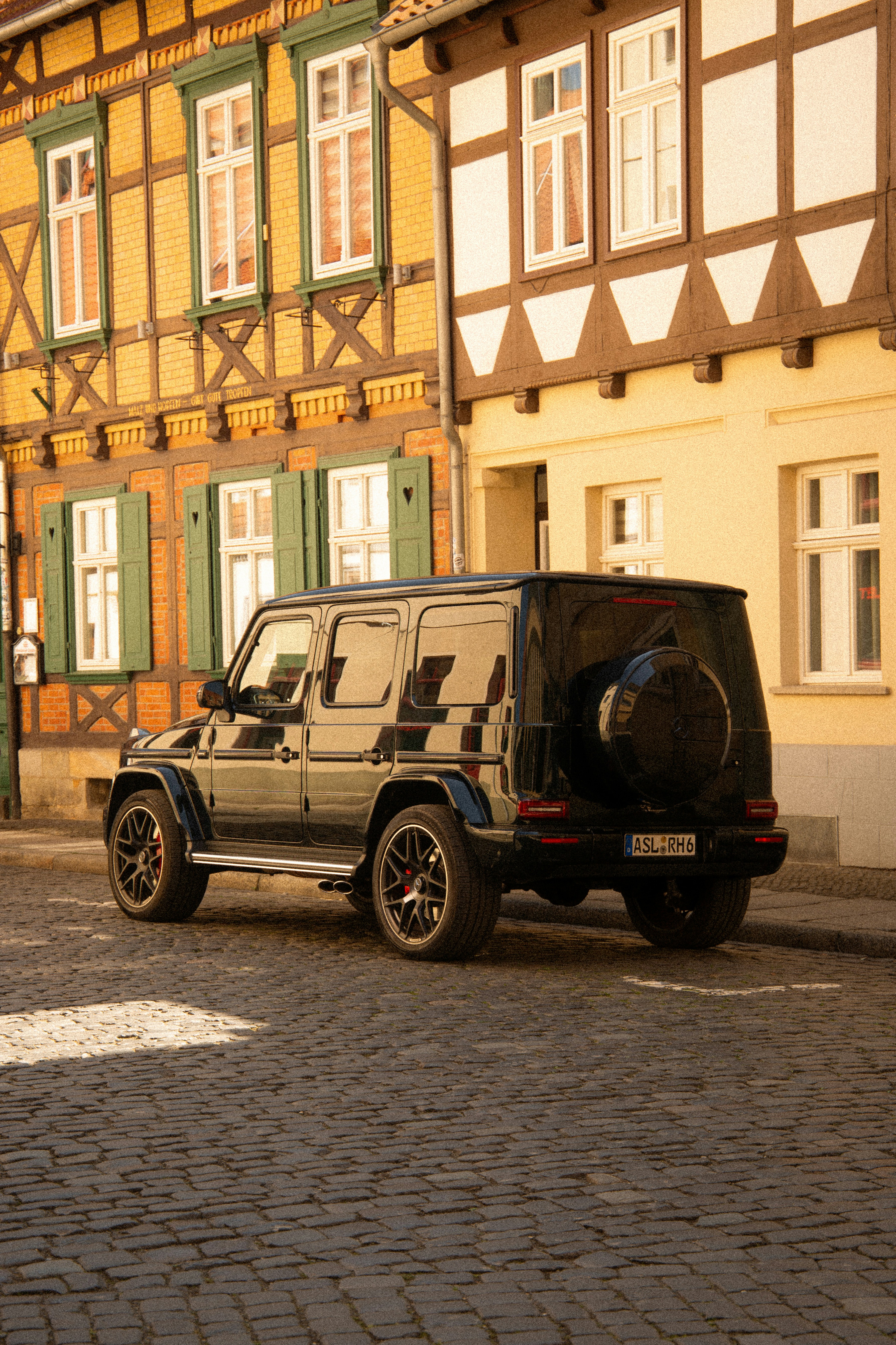 Urban Elegance: A Luxury SUV Amidst Timeless Architecture