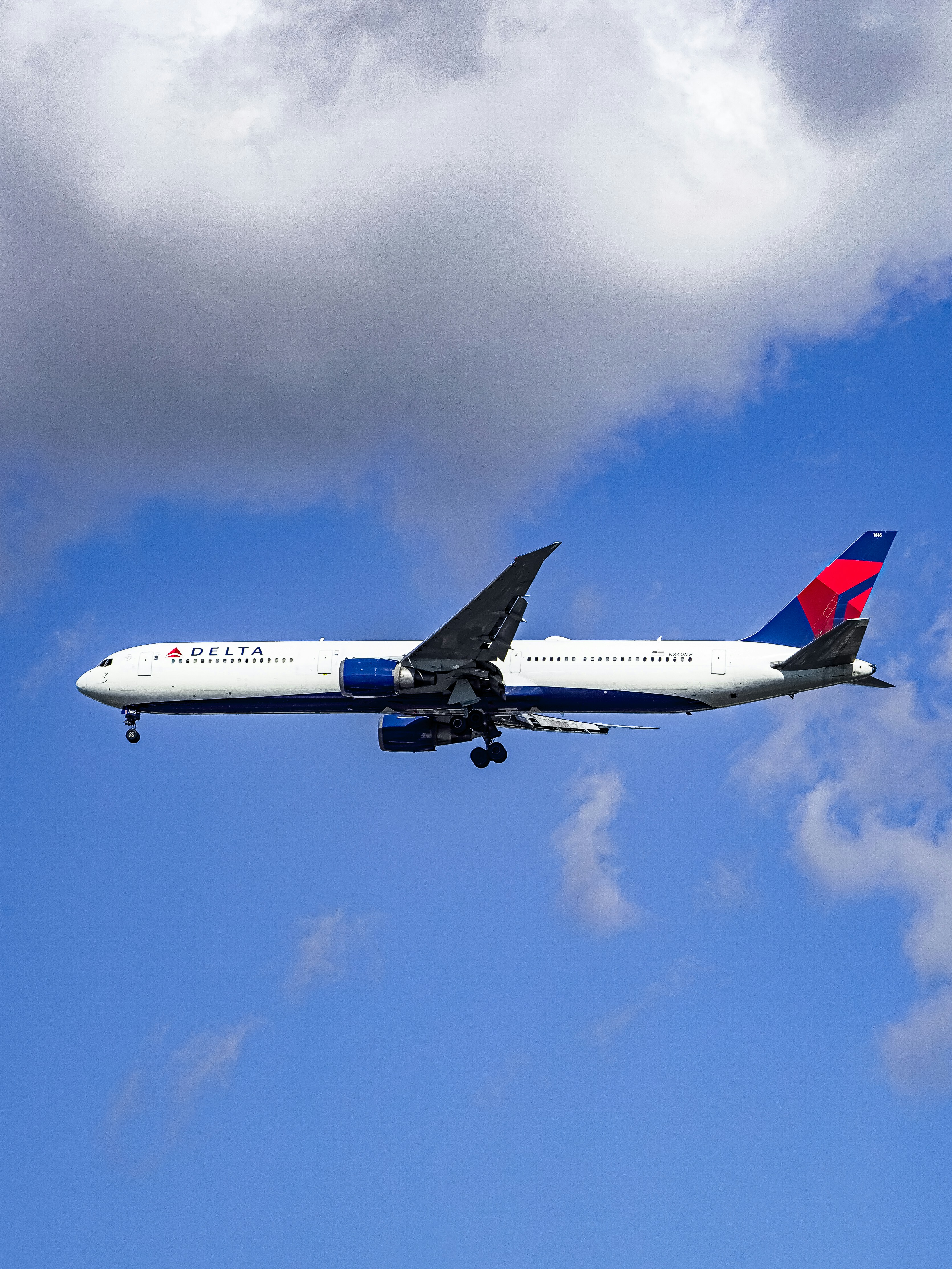 Delta airplane flying in a blue sky. photo – Free Travel Image on Unsplash