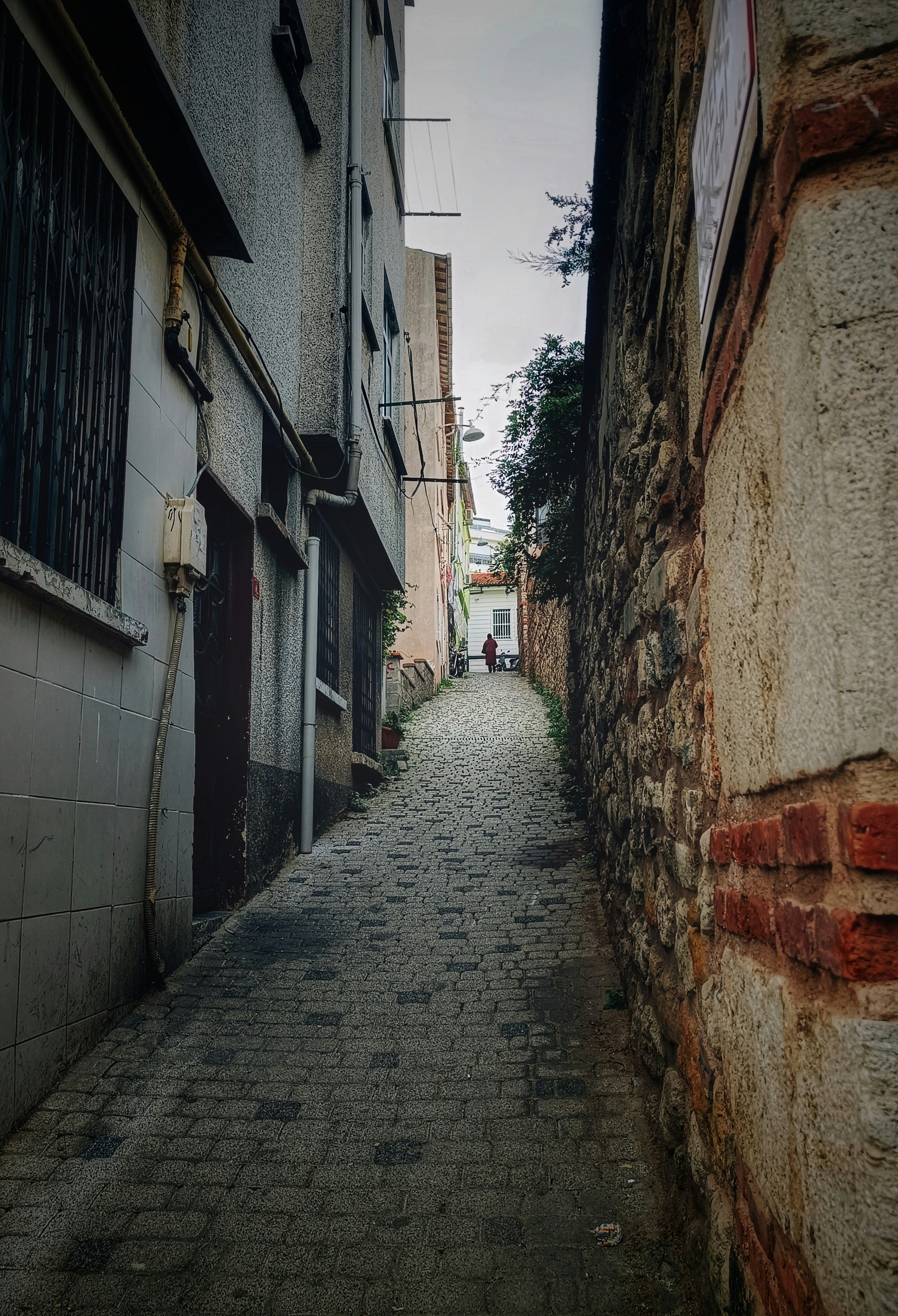 A narrow cobblestone alleyway with brick buildings. photo – Free Brick ...