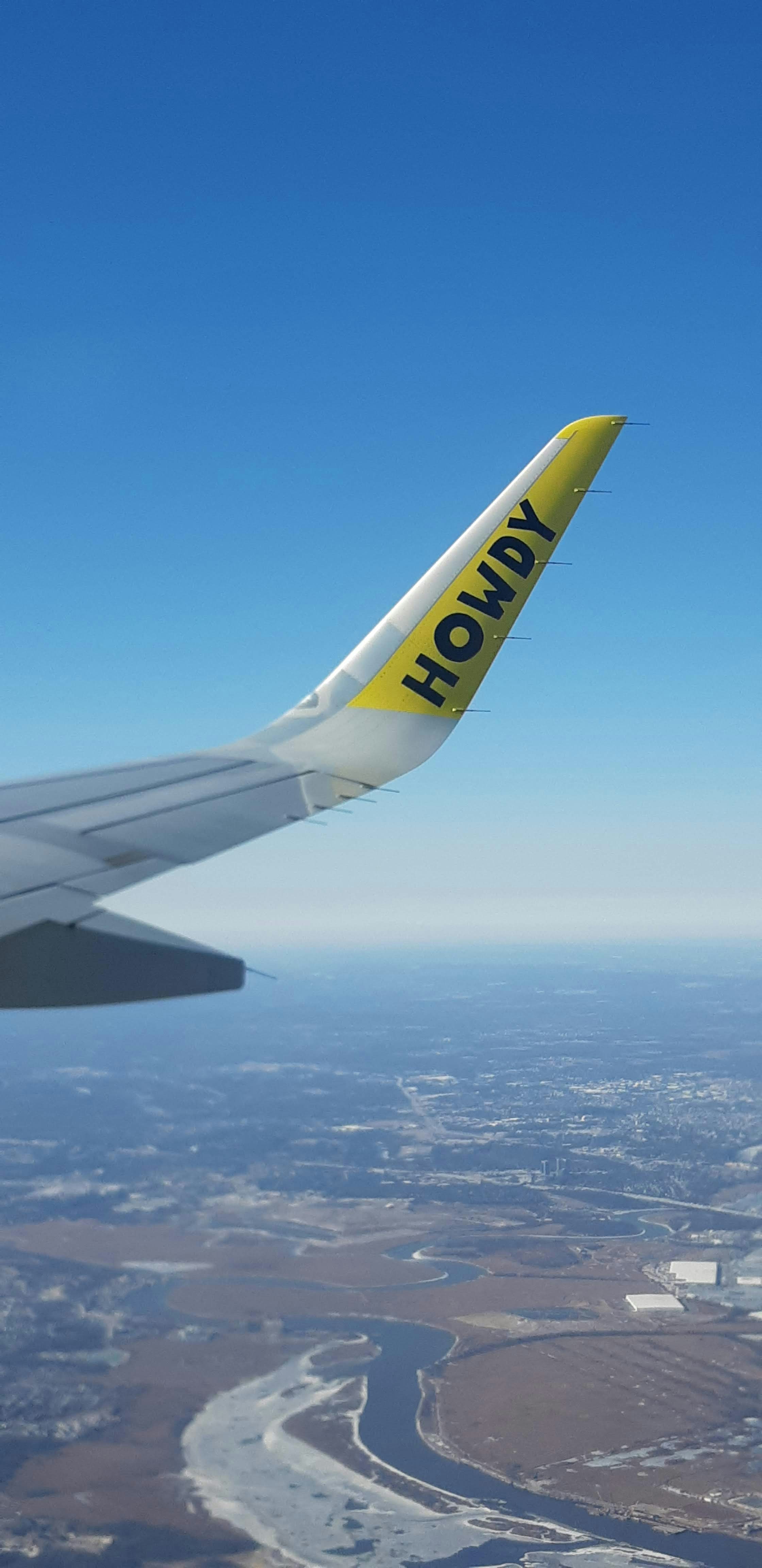 Howdy Winglet: A Skyward Hello from the Airline Tail