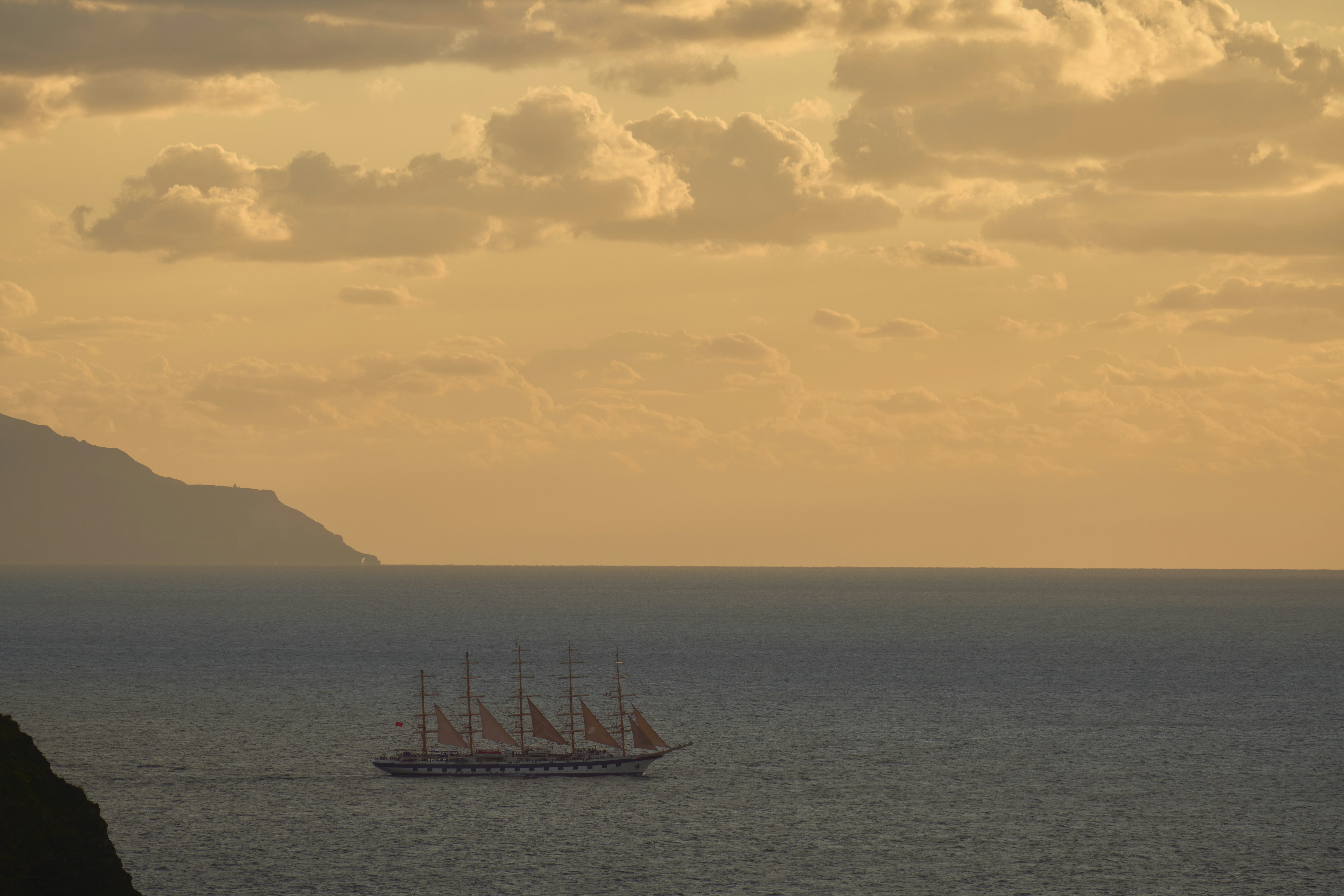 Ein Segelschiff mit 5 Masten, einfach so, es fuhr um die Insel Stromboli herum als wir eigentlich Bilder vom Vulkan und den Eruptionen machen wollten. Die untergehende Sonne verfing sich in den Segeln, ein wunderbares Erlebnis, gut eine zweite Kamera dabei zu haben während die andere für eine Zeitraffer aufgestellt war.